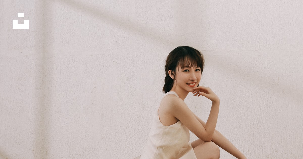 갈색 나무 바닥에 앉아 하얀 드레스를 입은 여자 사진 Unsplash의 무료 유행 이미지