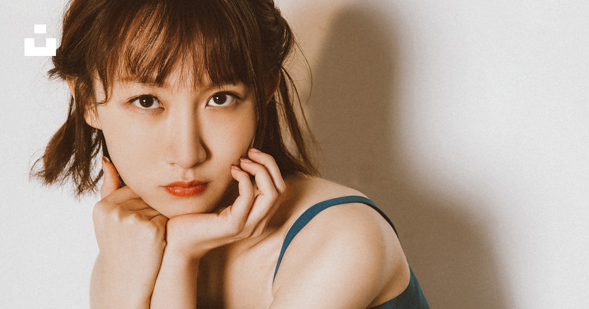 파란색 민소매 드레스를 입은 여자 사진 Unsplash의 무료 의류 이미지