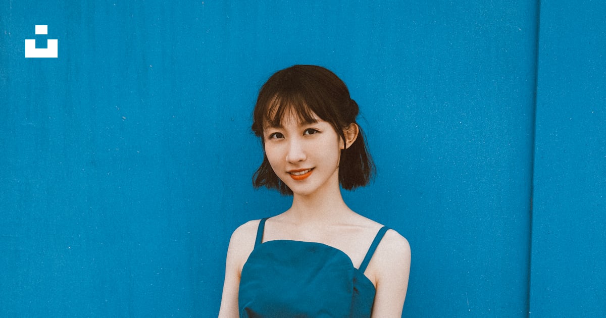 파란색 민소매 드레스를 입은 여자 사진 Unsplash의 무료 파랑 이미지