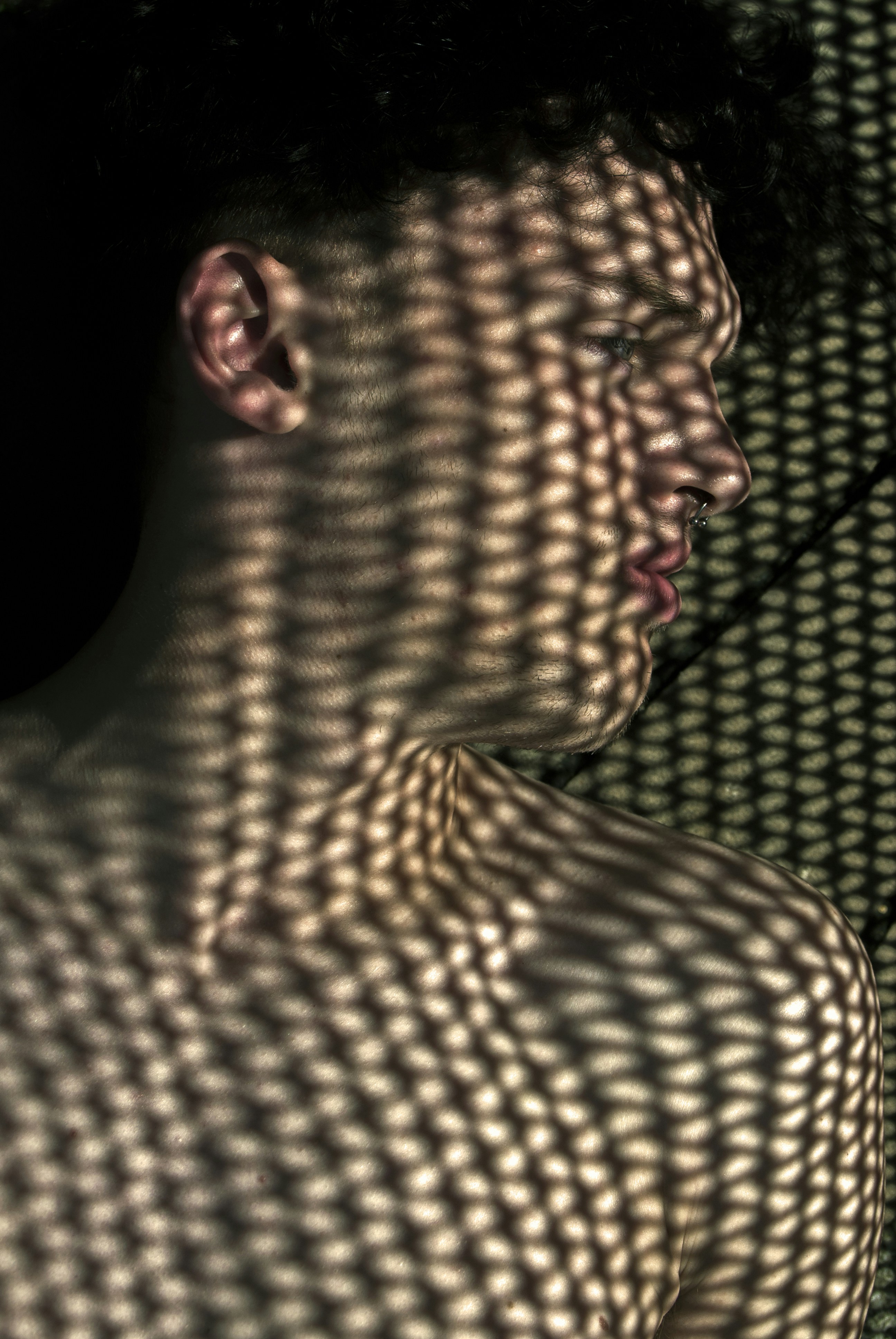 Mujer con camisa a cuadros blancos y negros foto – Imagen de Retratos ...