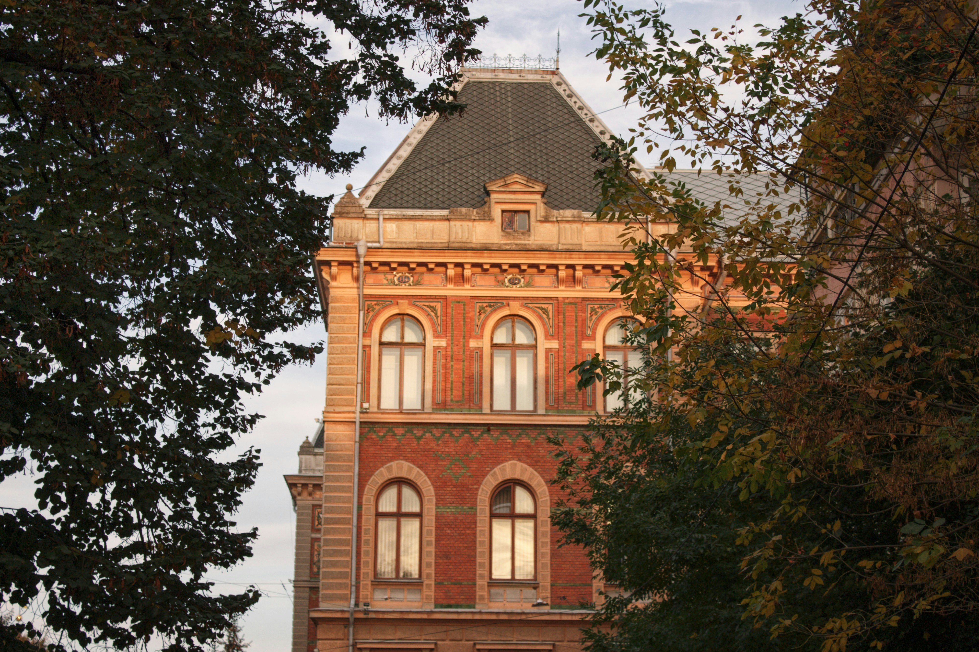 Brown concrete building near green trees during daytime photo – Free Brown Image on Unsplash