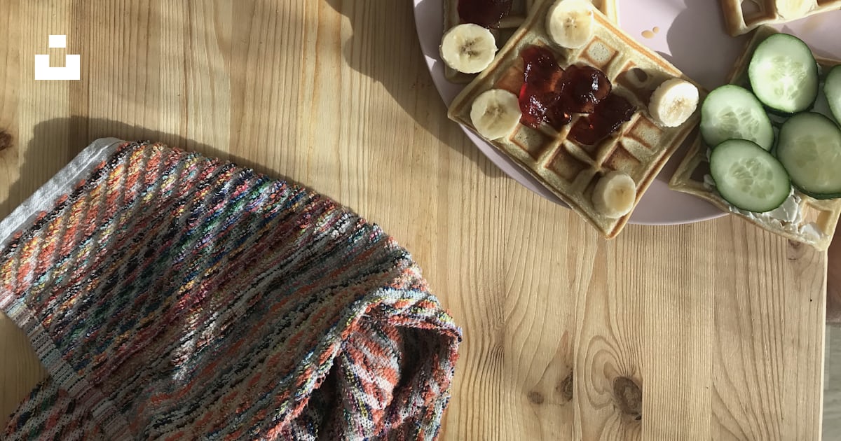Fruits Tranchés Sur Assiette En Céramique Blanche à Côté Dune Tasse En