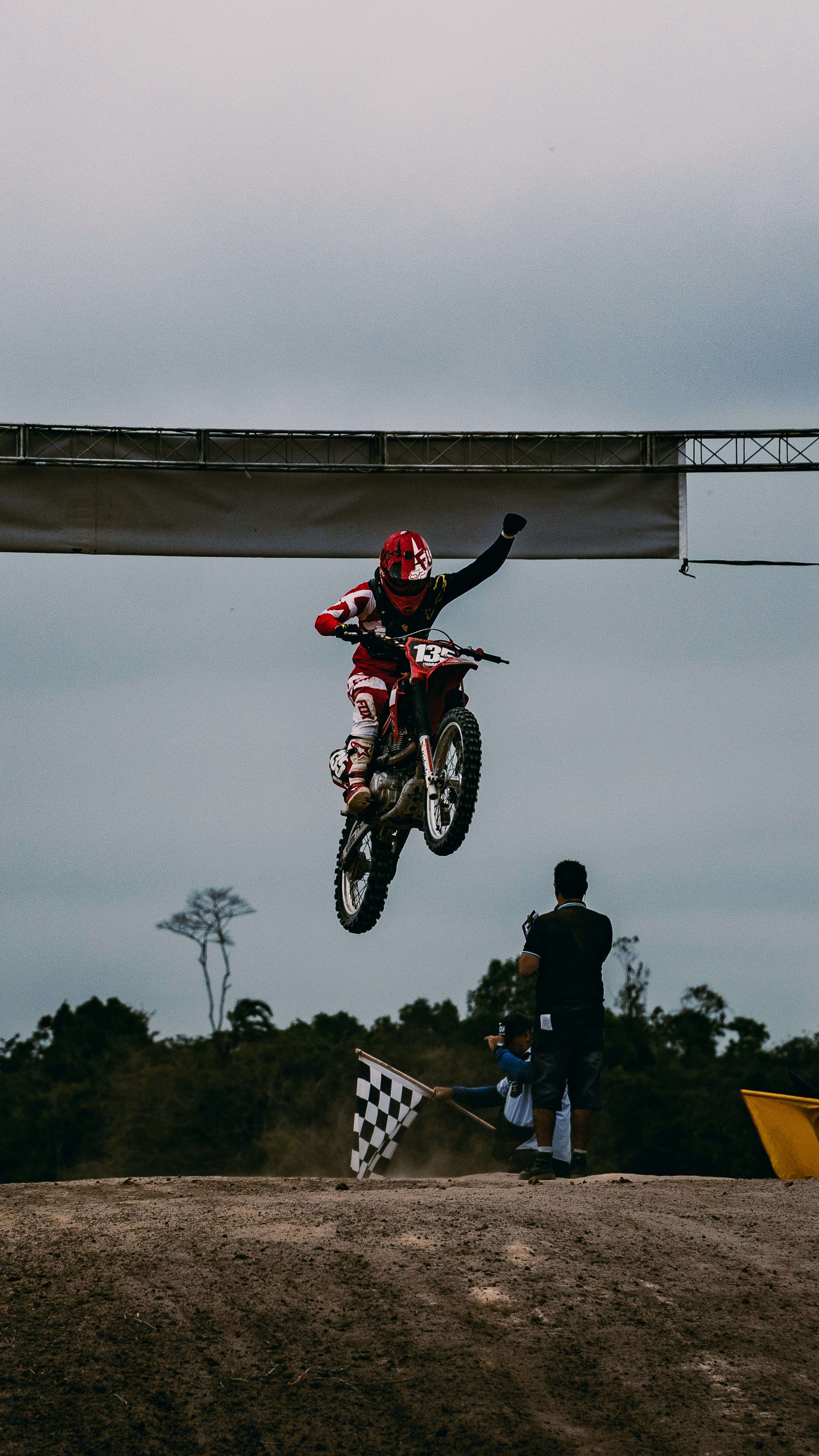 Foto Hombre con casco rojo montando motocross cross cross – Imagen Gris ...