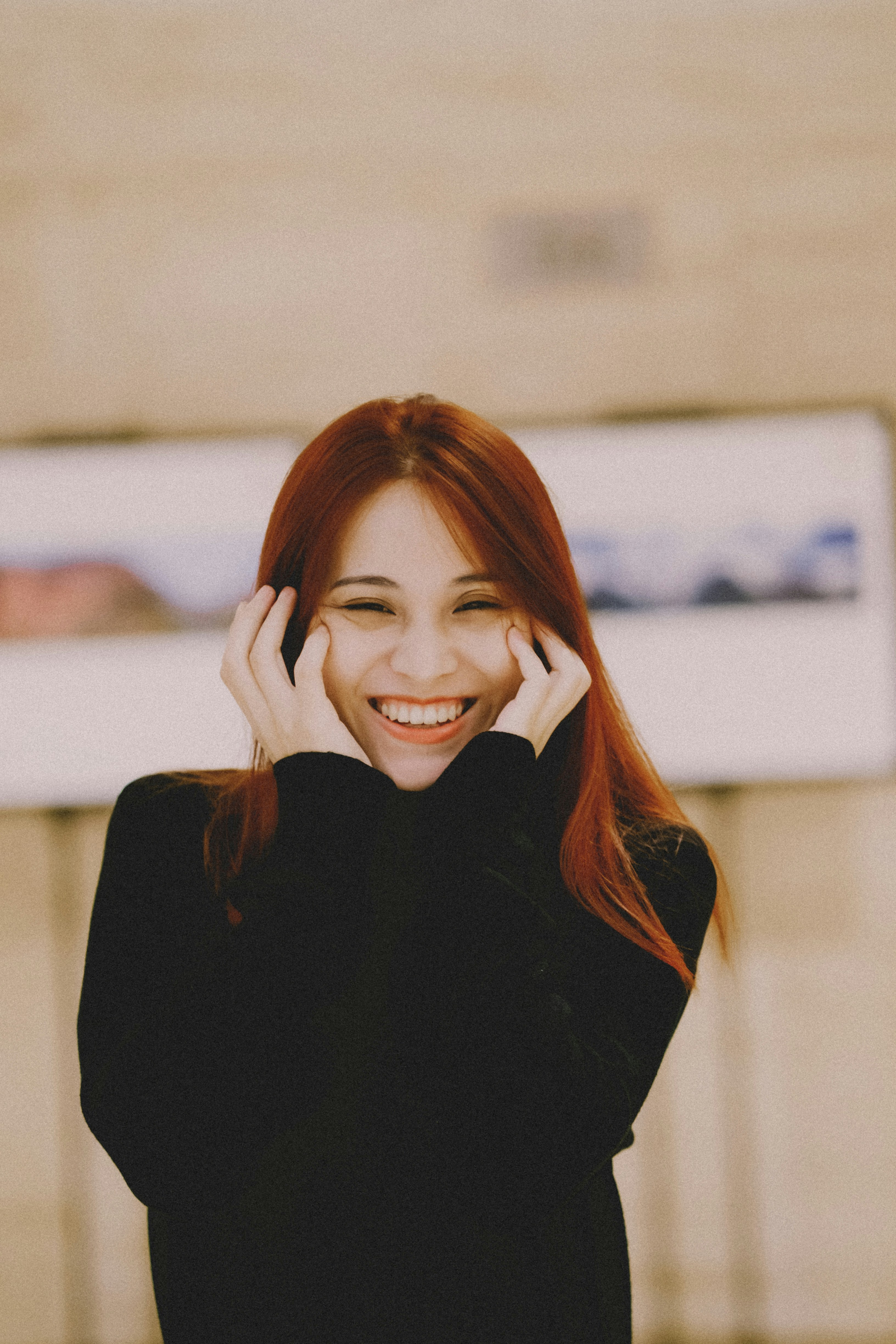 Mujer con camisa negra de manga larga foto – Imagen de Mujer gratuita en Unsplash