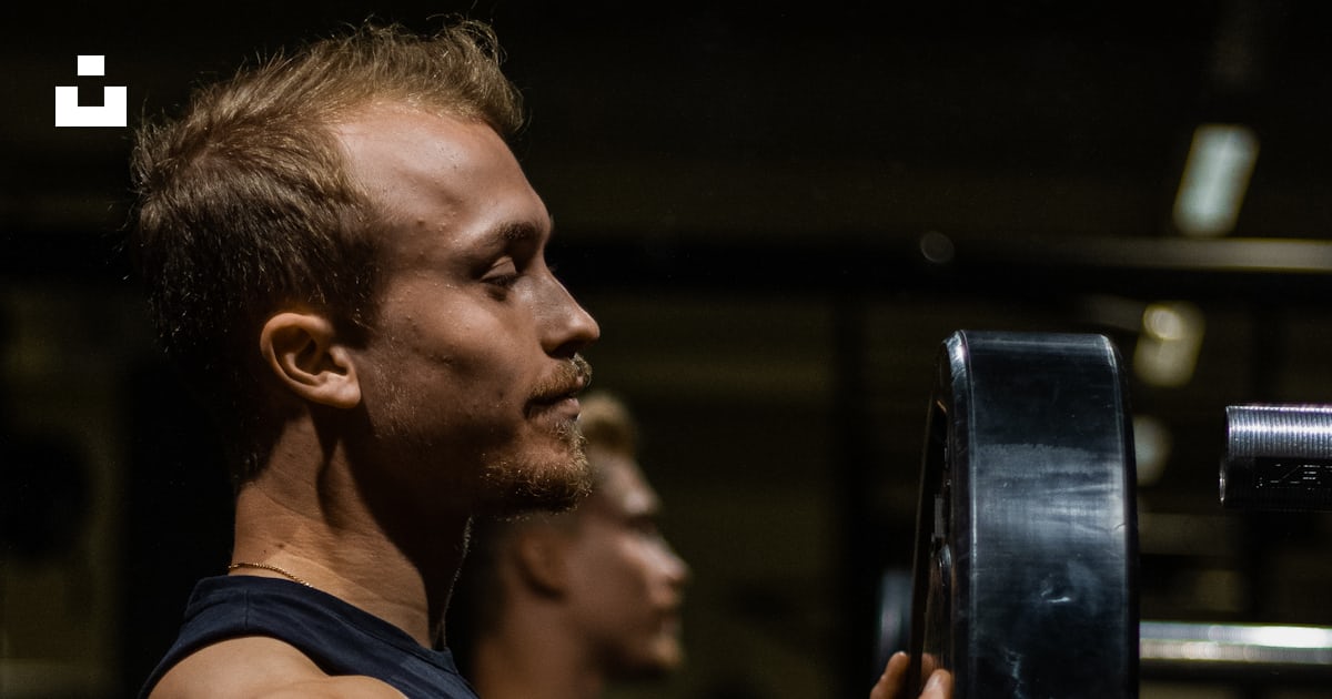 黒いタンクトップを着た男が黒いスマートフォンを持っているの写真 Unsplashのスウェーデンの無料画像