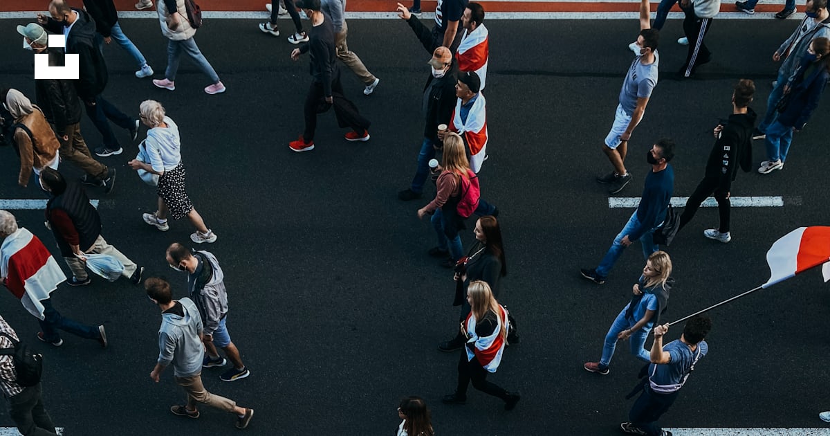 Una folla di persone che attraversano una strada foto – Минск Immagine ... Una folla di persone che attraversano una strada foto – Минск Immagine ...