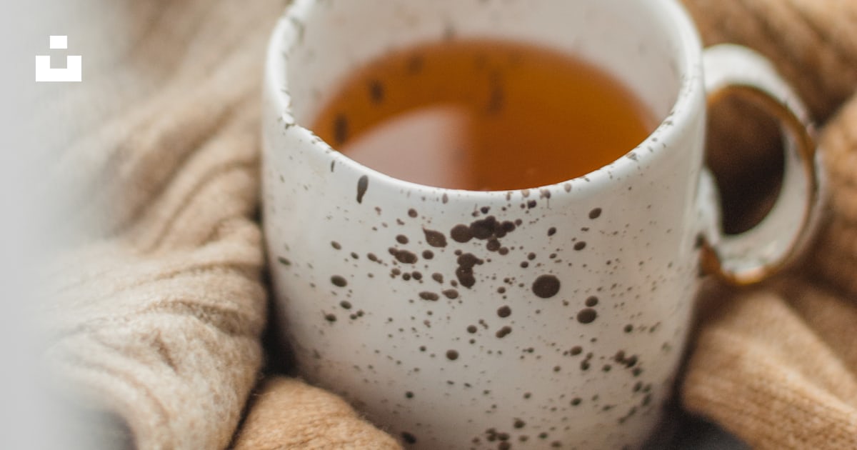 Tasse En Céramique Blanche Et Bleue Avec Un Liquide Brun à Lintérieur
