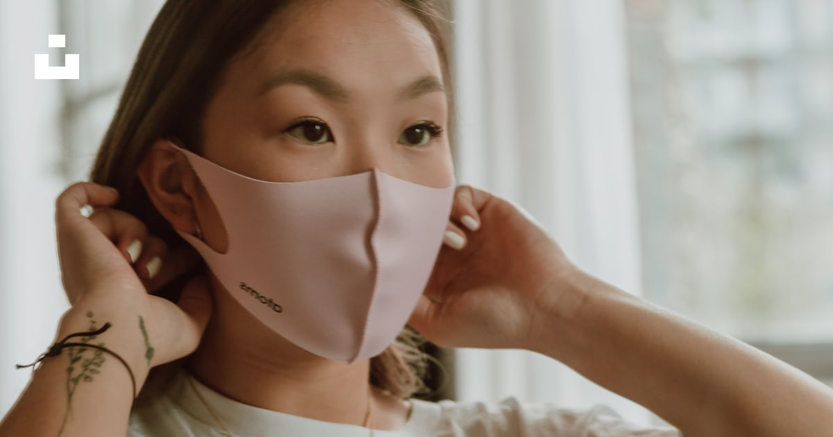 흰 마스크로 얼굴을 가리고 있는 흰 셔츠를 입은 여자 사진 Unsplash의 무료 토론토 이미지