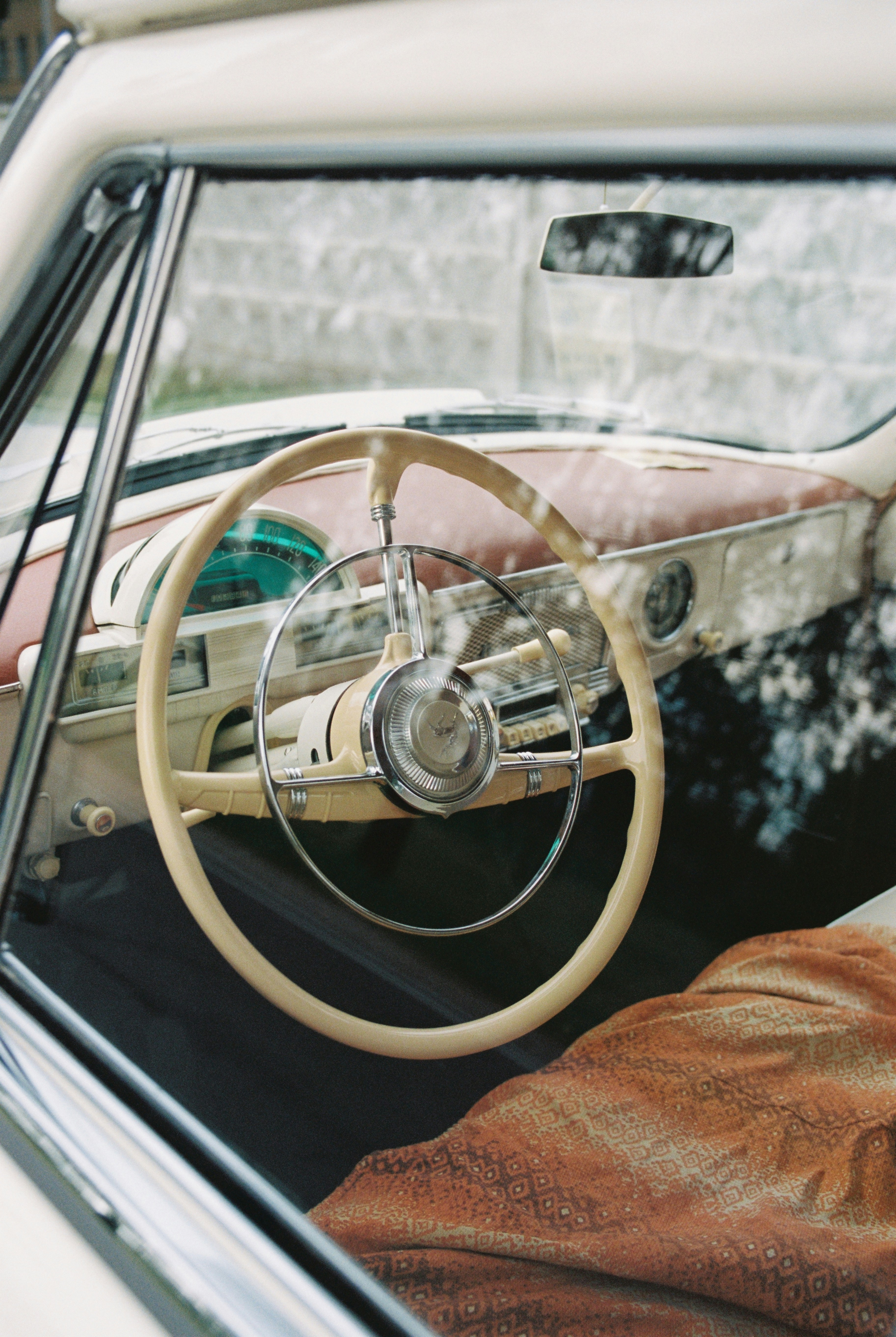 Cream Halo in a Classic Sedan: A Quiet Interior Preserved in Soft Light