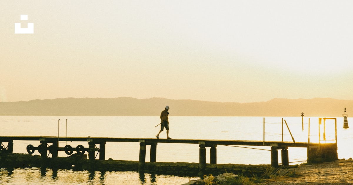 Foto Silueta De La Persona De Pie En El Muelle Durante El Día Imagen