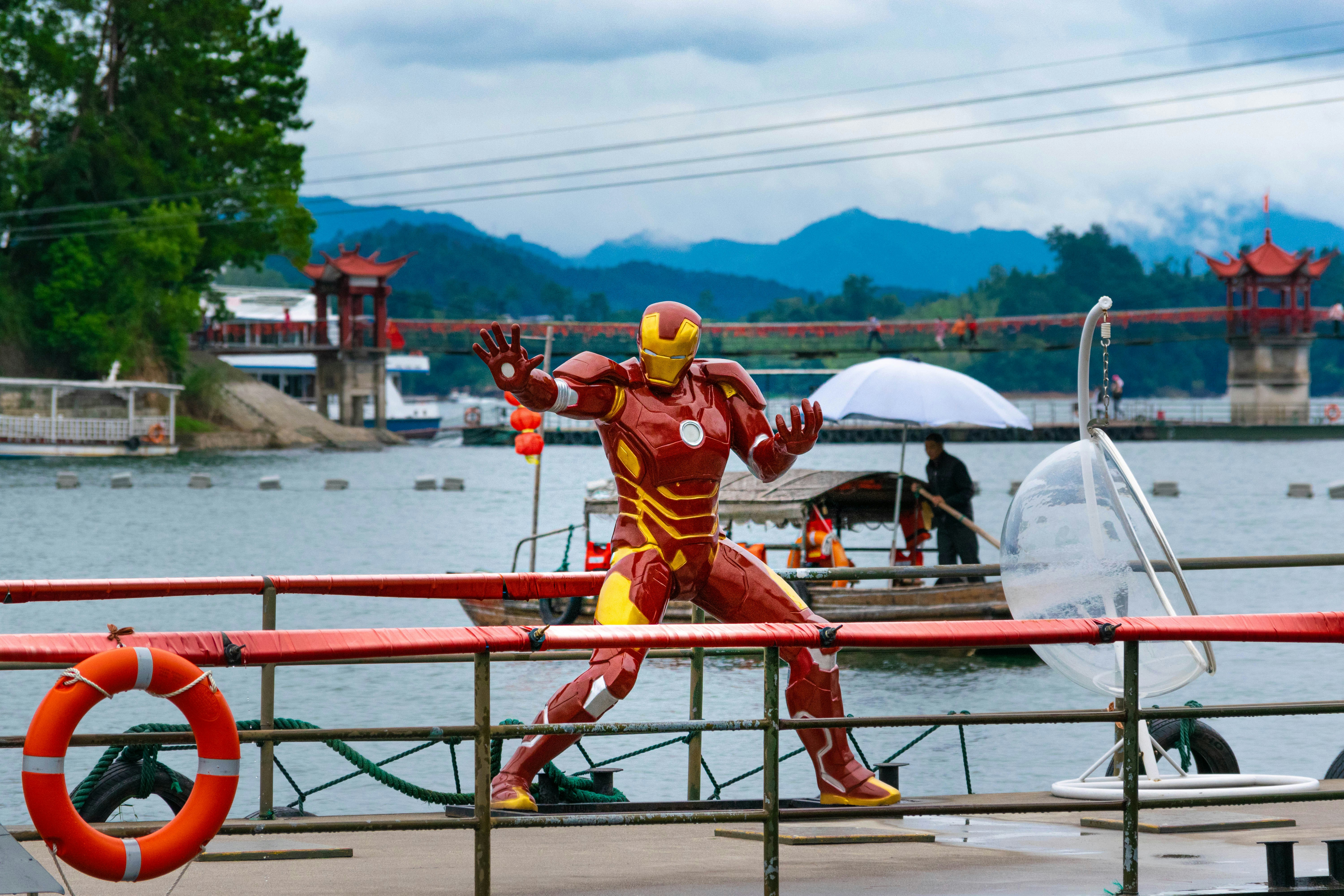 Hombre en traje rojo de Power Ranger de pie en un banco de madera ...