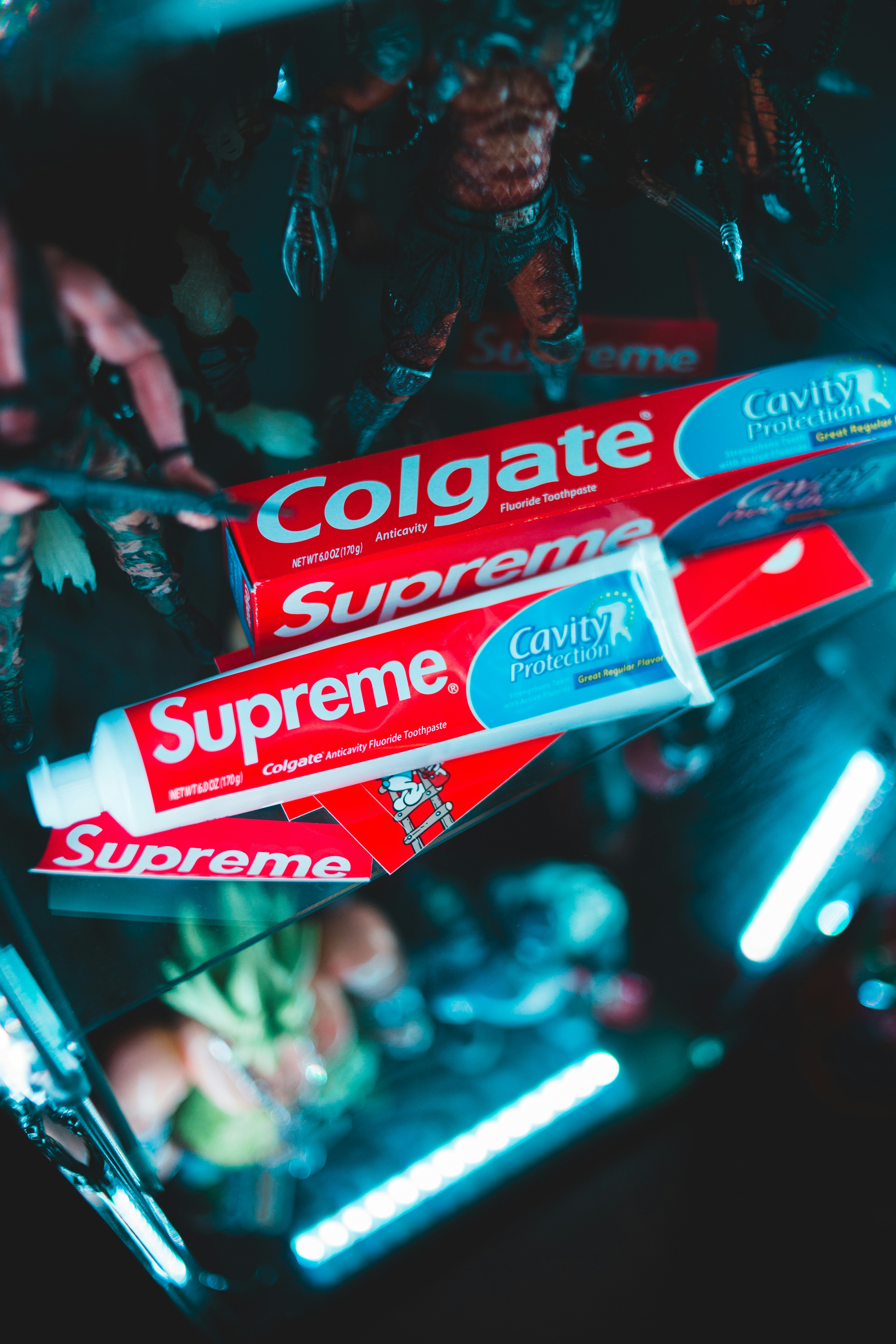 Foto Un par de tubos de pasta de dientes encima de un mostrador ...