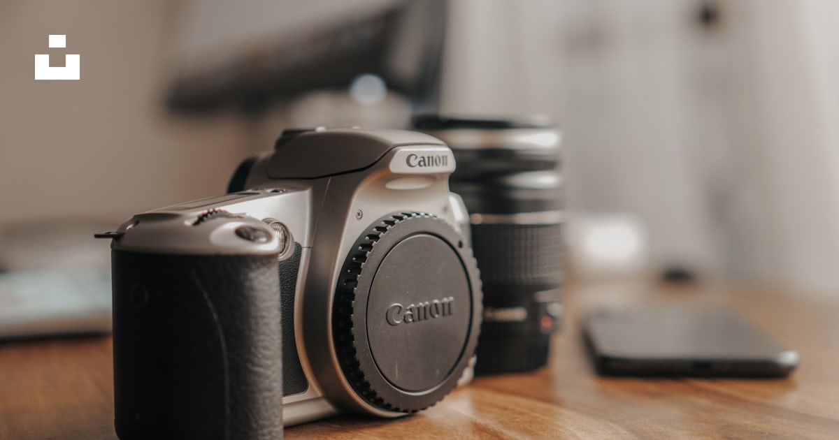 갈색의 나무 테이블에 검은 색과 은색 캐논 Dslr 카메라 사진 Unsplash의 무료 영화 사진 이미지