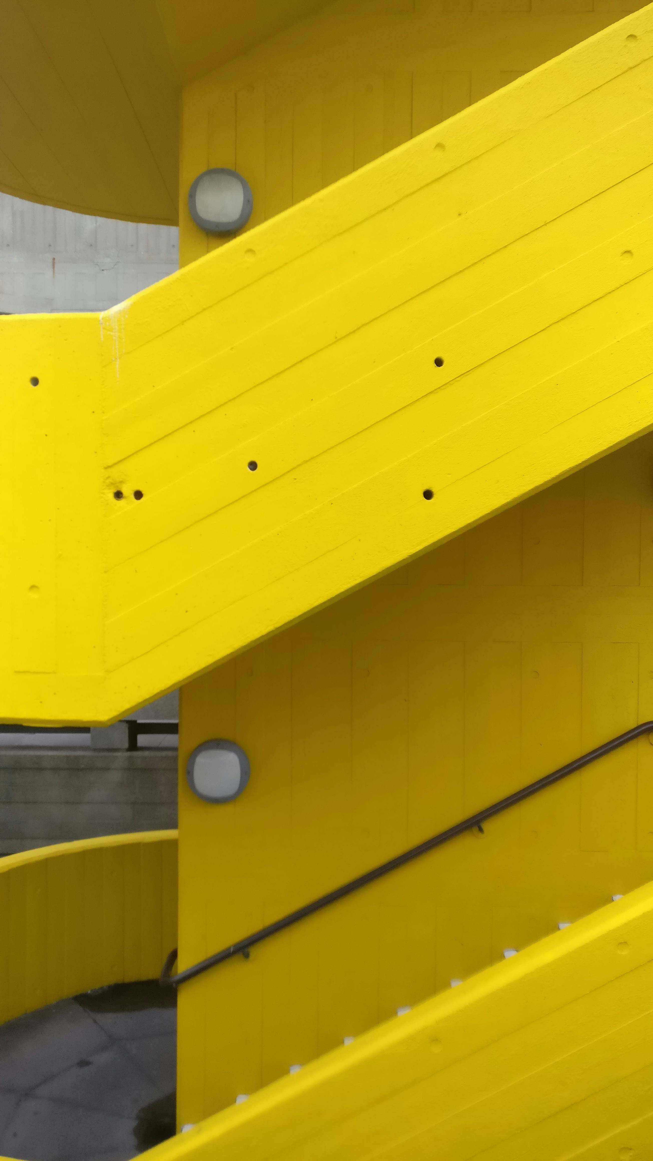 Foto Meja kayu kuning di atas ubin lantai putih – Gambar London Gratis ...