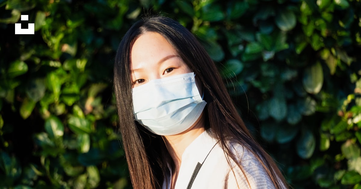 하얀 얼굴 마스크를 쓴 여자 사진 Unsplash의 무료 사람의 이미지