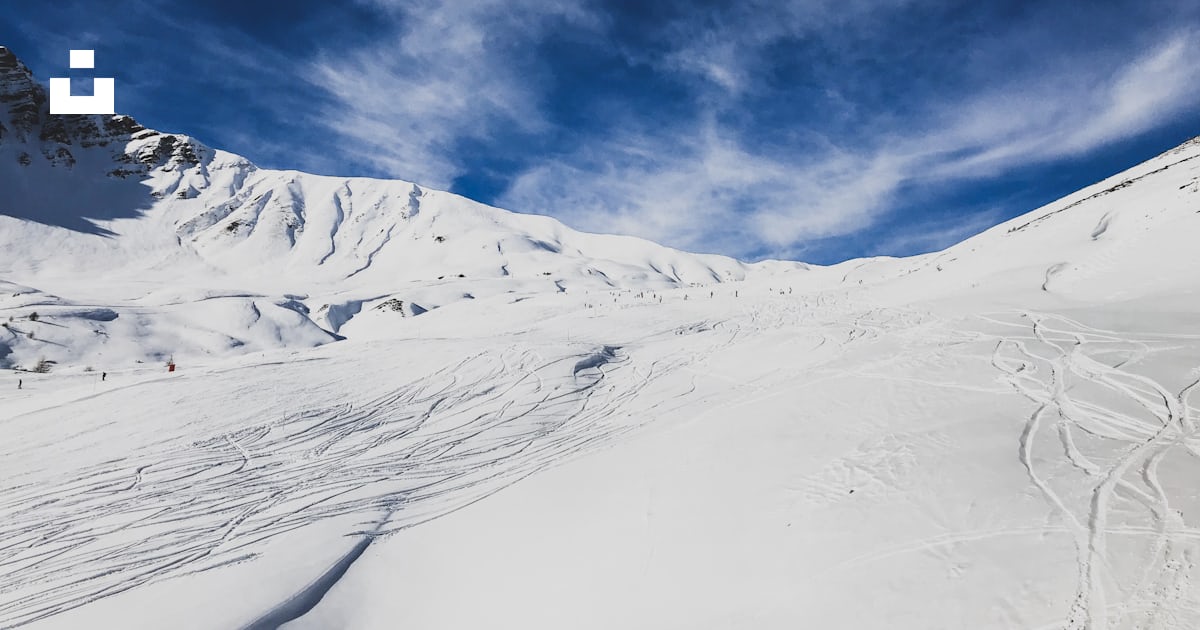 Montagne Couverte De Neige Sous Un Ciel Bleu Pendant La Journée Photo