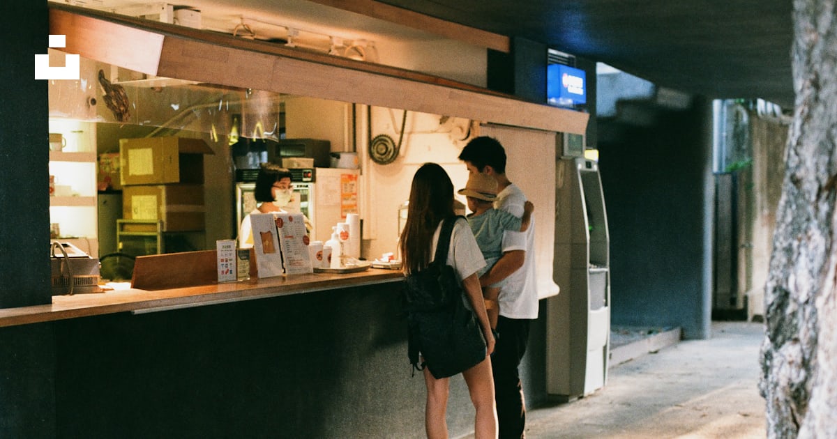 흰색 냉장고 옆에 서 있는 흑백 교복을 입은 여자 사진 Unsplash의 무료 사람의 이미지
