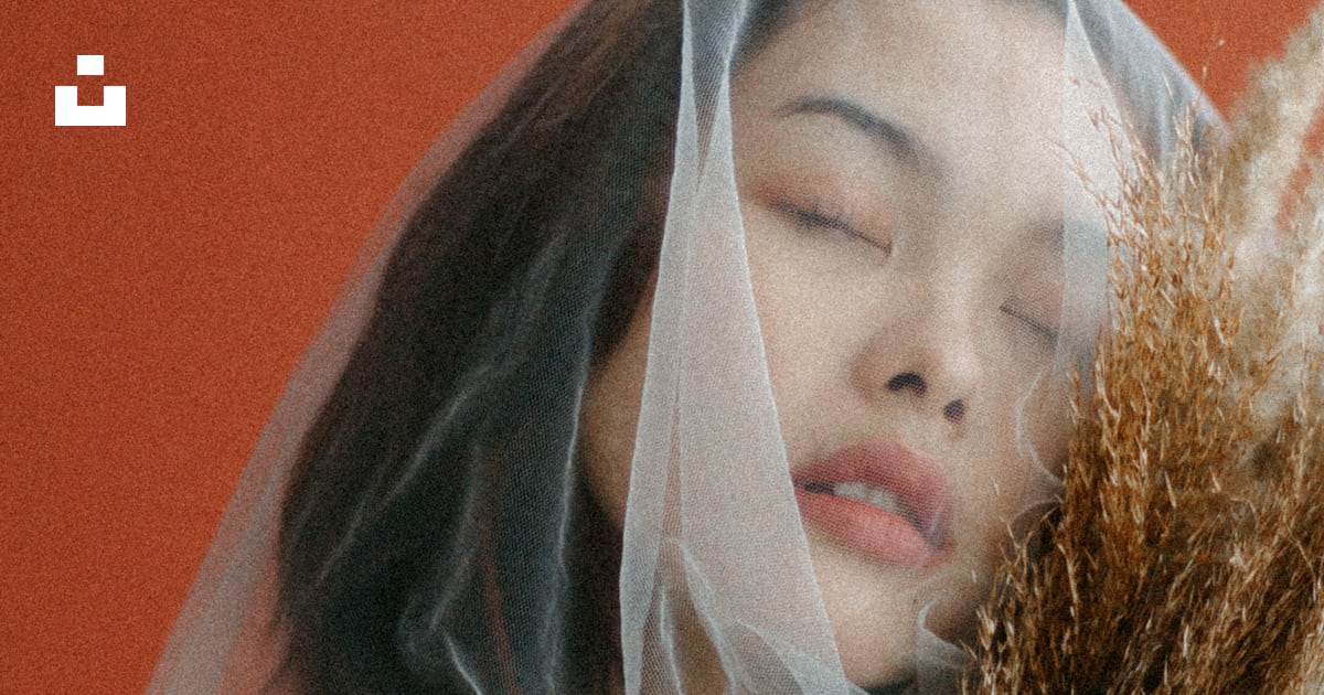 하얀 옷차림으로 얼굴을 가리는 하얀 드레스를 입은 여자 사진 Unsplash의 무료 인도네시아 이미지