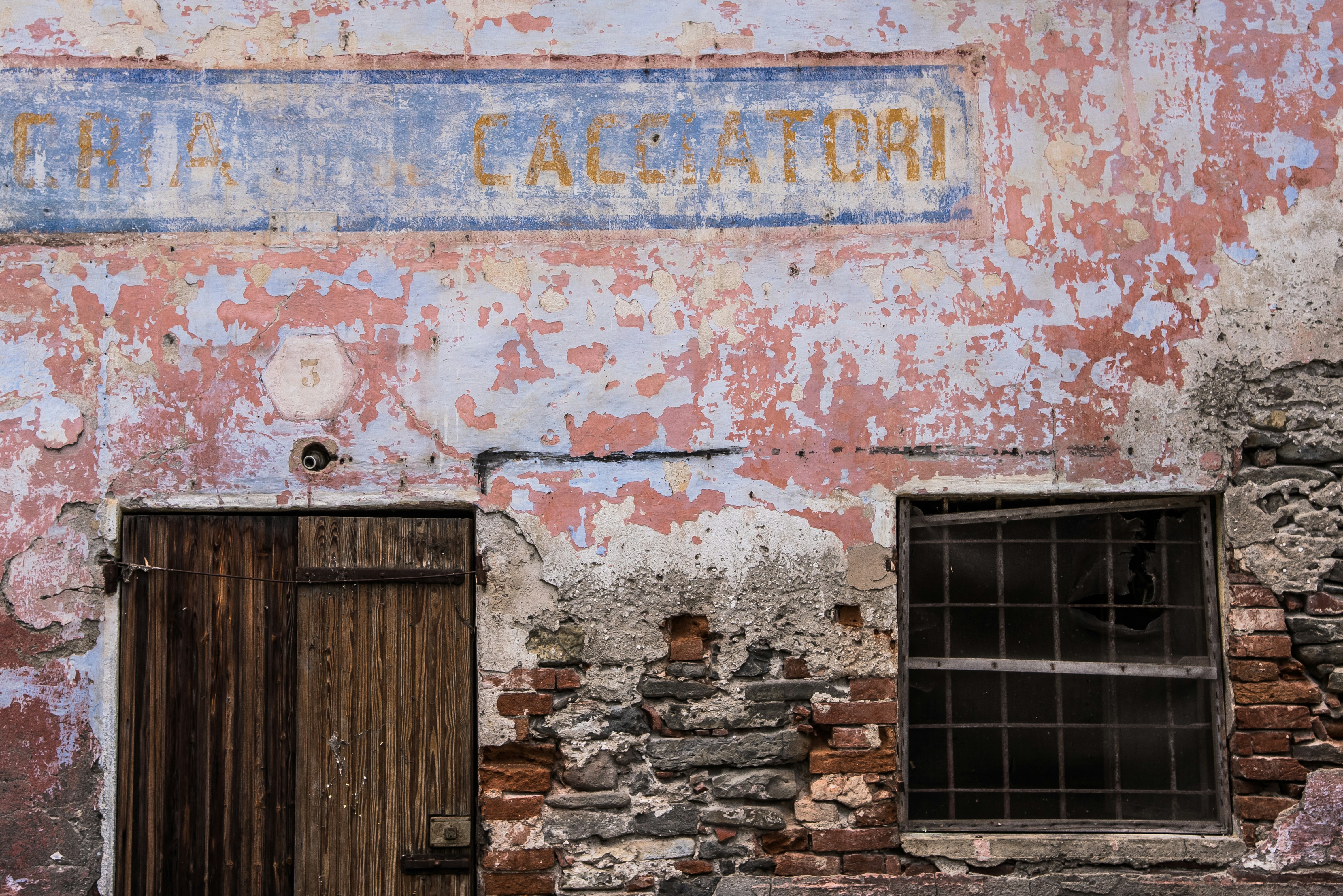 Porte en bois marron avec mur de briques blanches et noires photo ...