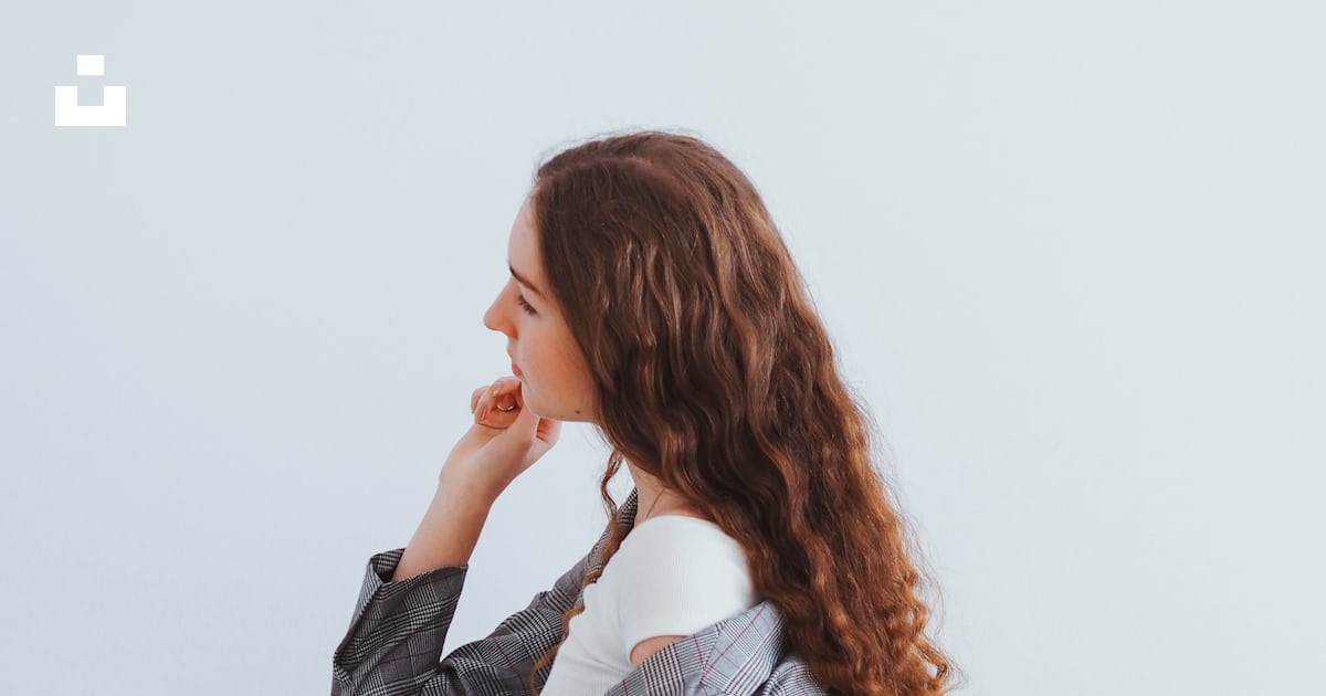 黄色いソファに座っている青いデニムジャケットと青いデニムジーンズの女性の写真 Unsplashの無料ロンドン写真
