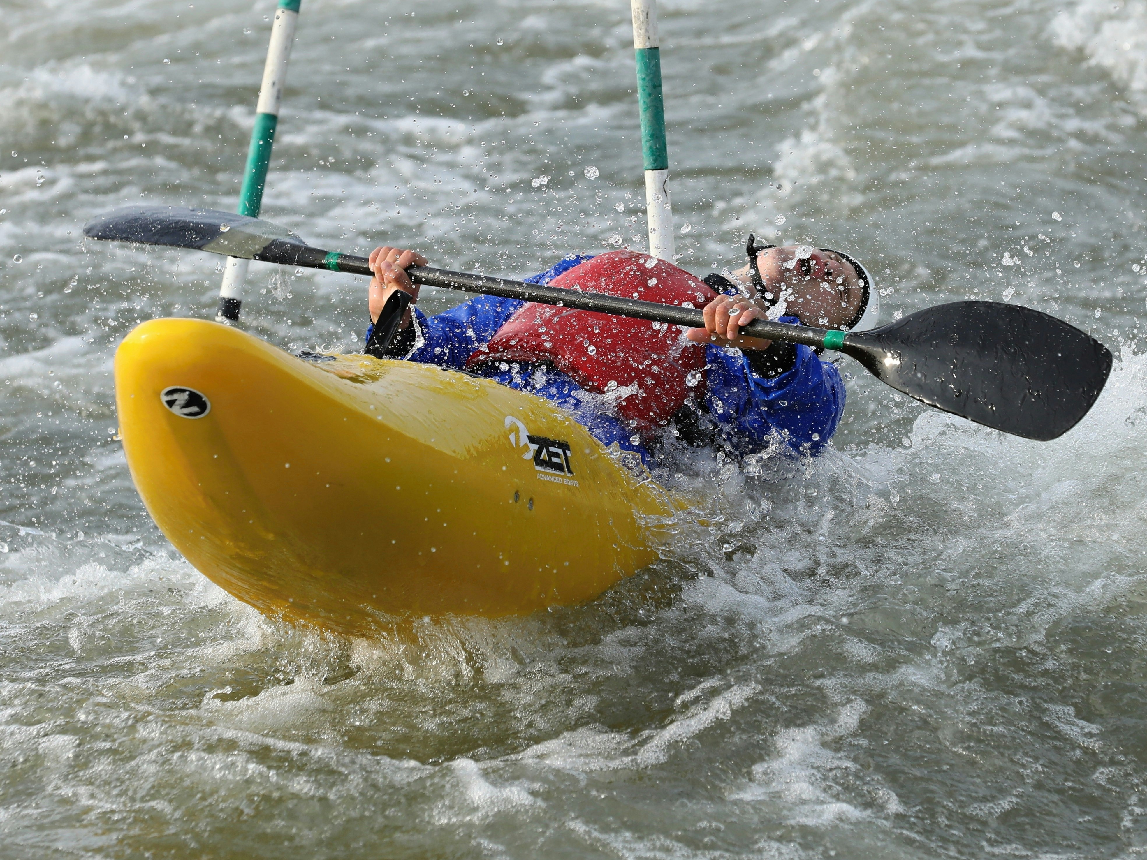 2 hommes chevauchant un kayak jaune sur l’eau pendant la journée photo ...