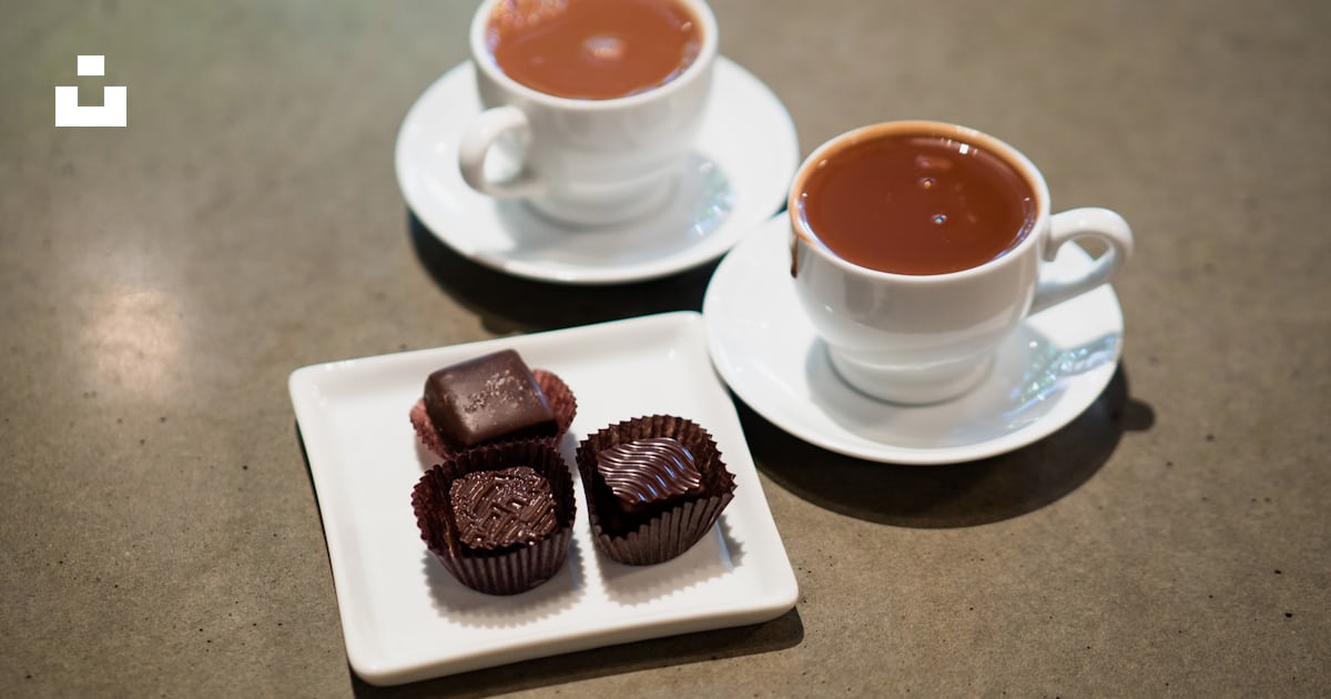 Tasse à Thé En Céramique Blanche Sur Soucoupe En Céramique Blanche