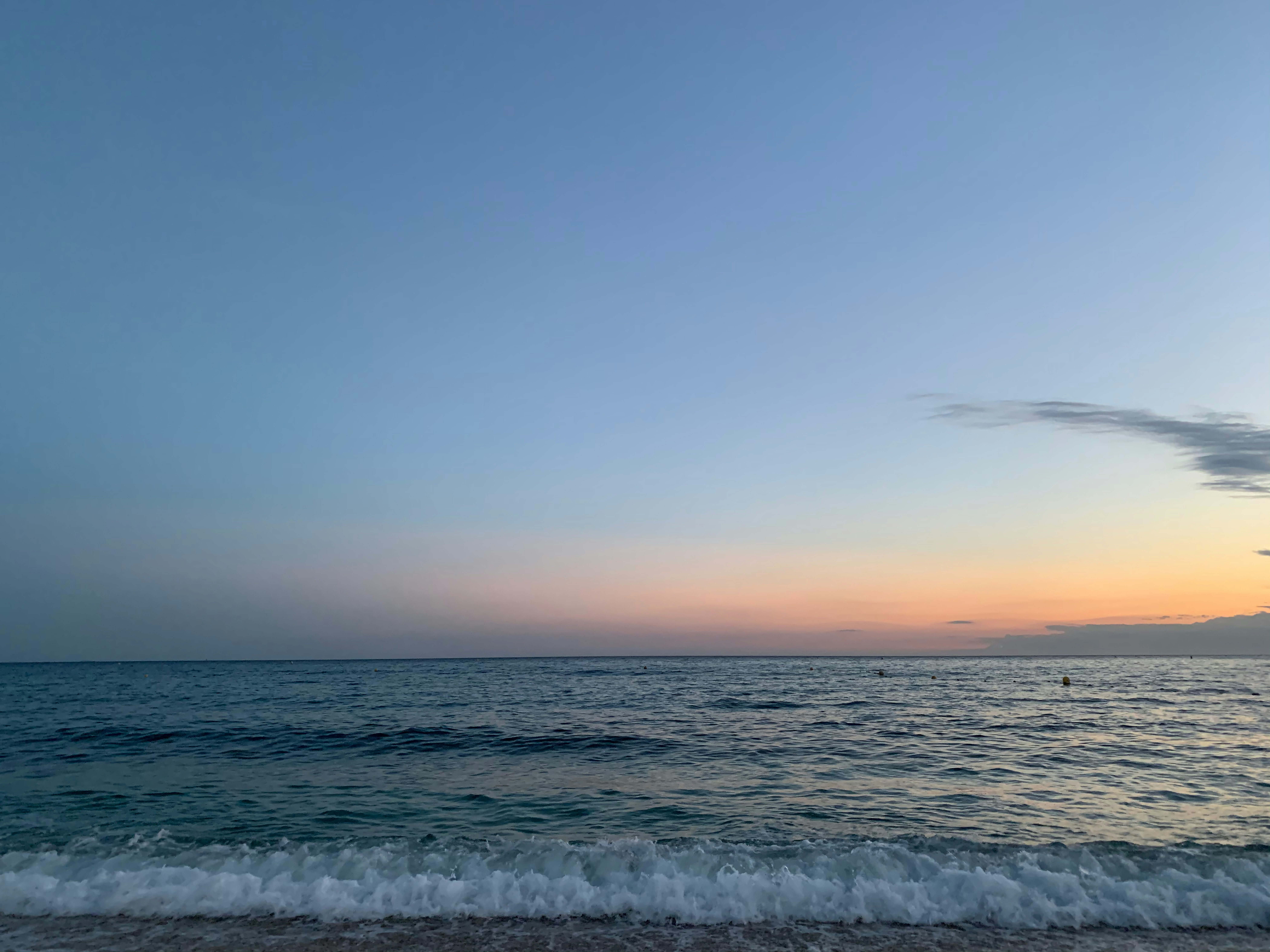 일몰 동안 해안에 부딪히는 파도 사진 – Unsplash의 무료 프랑스 이미지