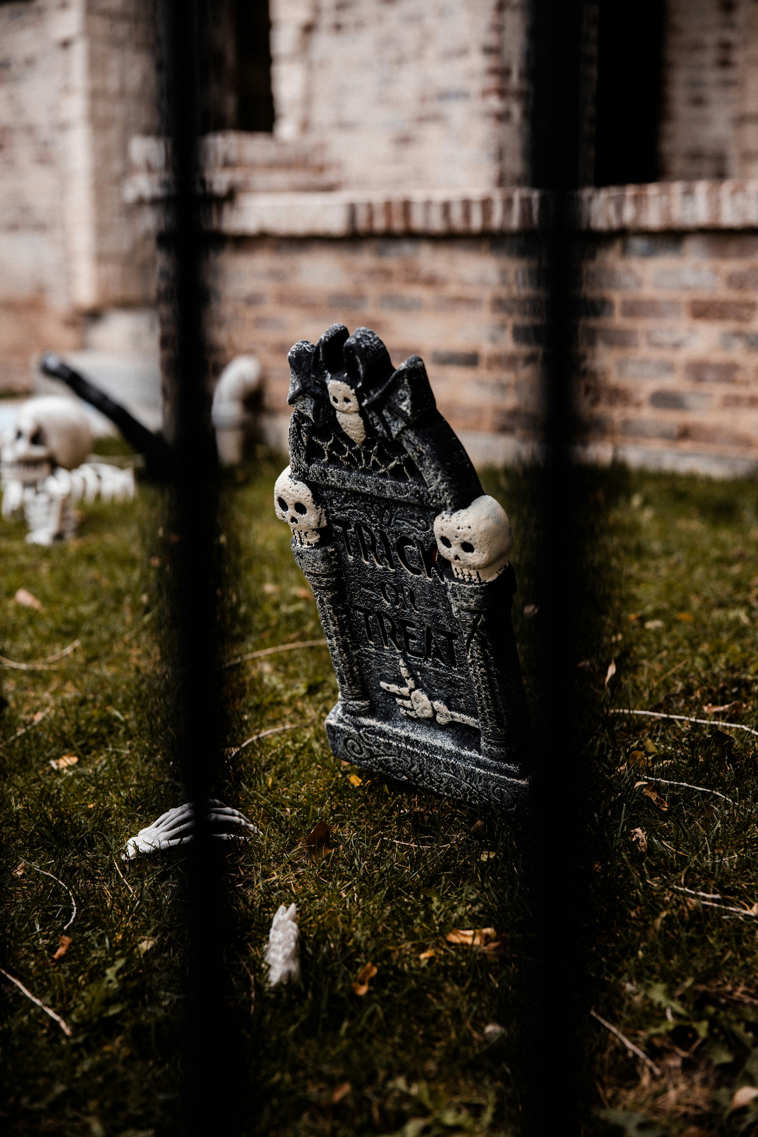 Gravestone Sentinel: A Ghostly Skullcrest in the Cemetery
