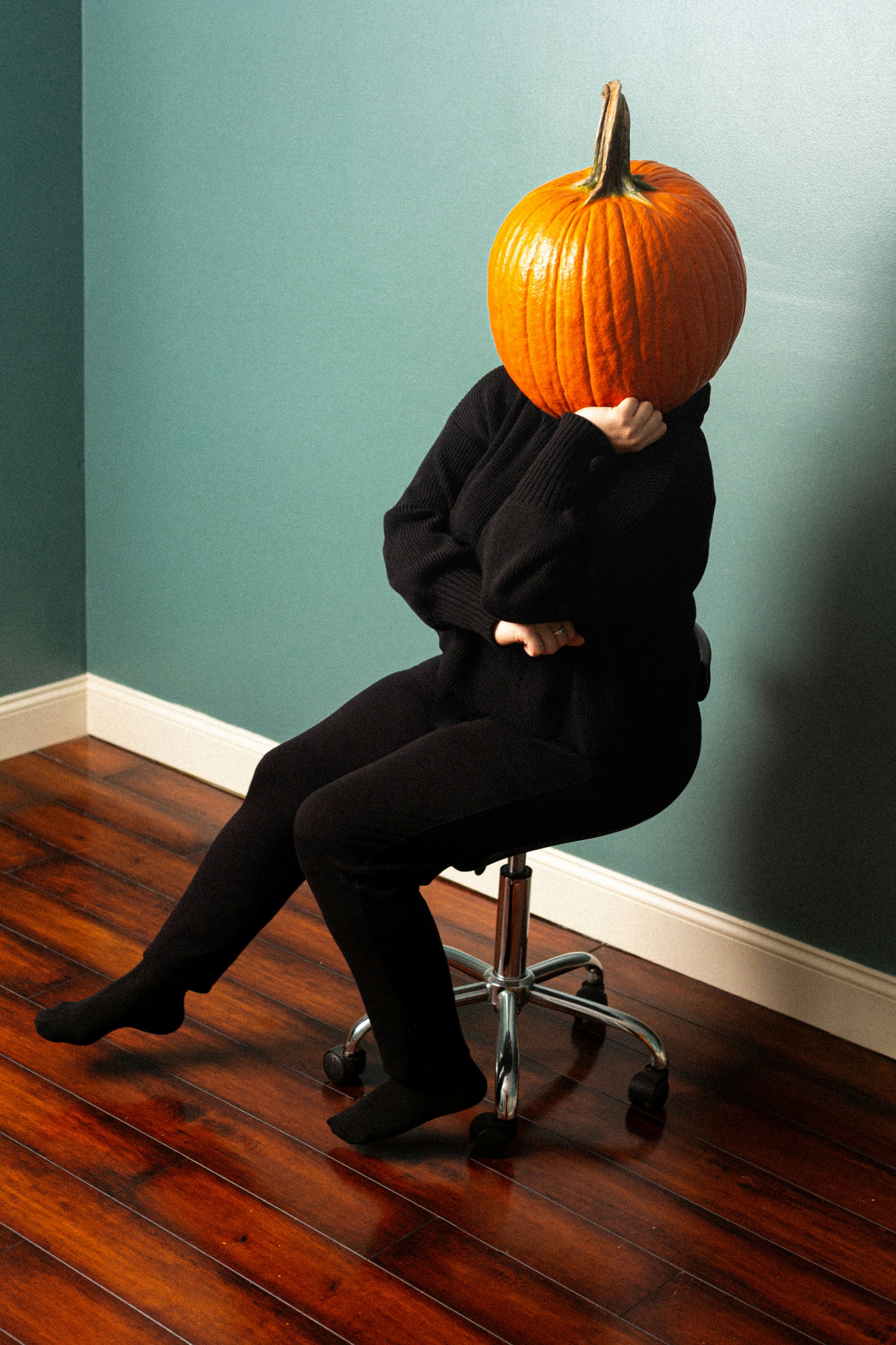 Pumpkin-Head Quietude: A Minimalist Indoor Portrait
