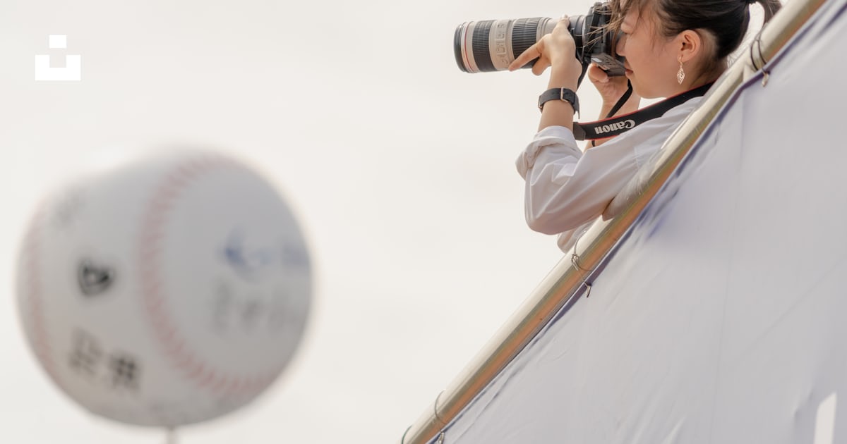 검은색 Dslr 카메라를 들고 있는 흰색 긴팔 셔츠를 입은 여자 사진 Unsplash의 무료 사람의 이미지