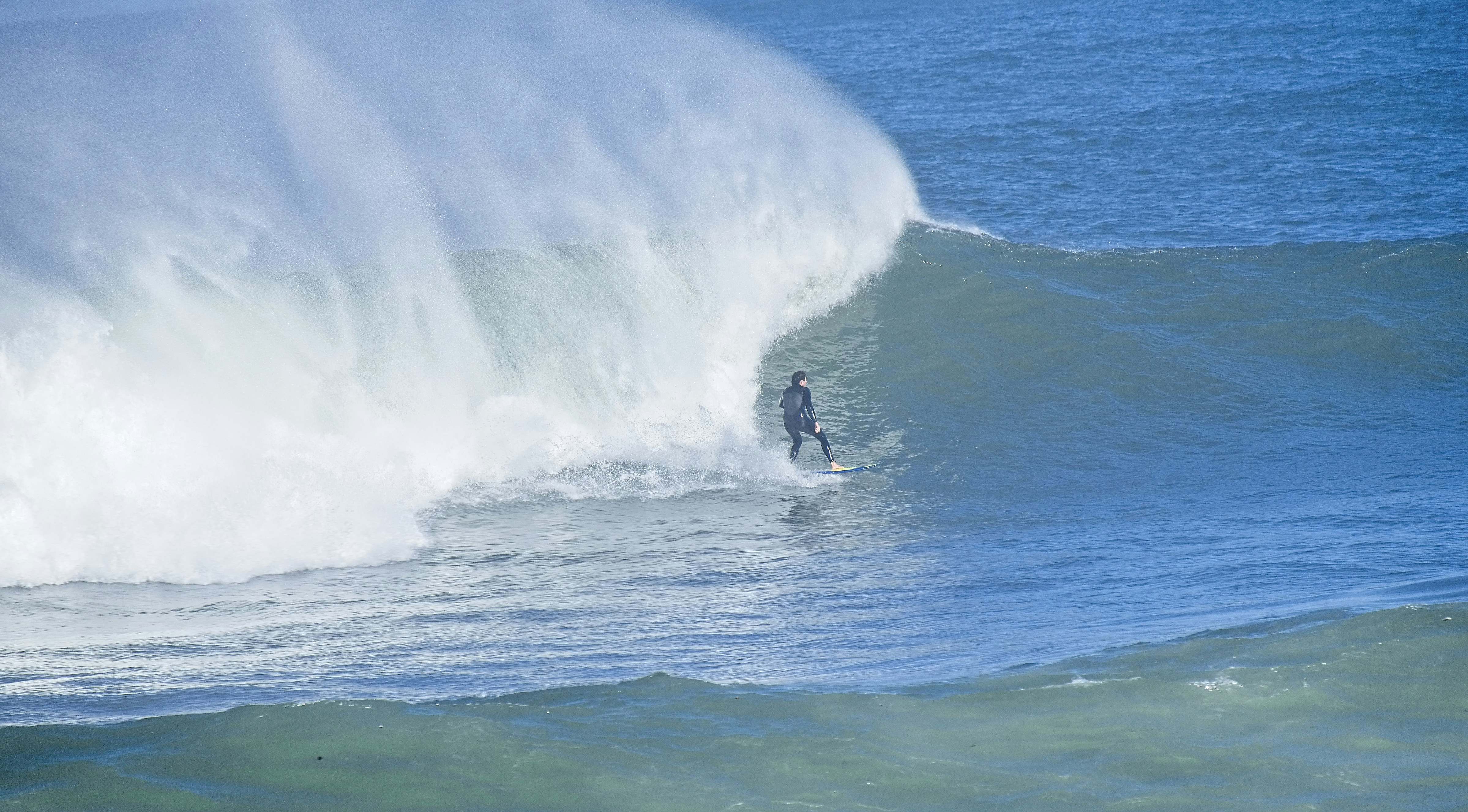 Persona surfeando sobre las olas del mar durante el día foto – Imagen ...