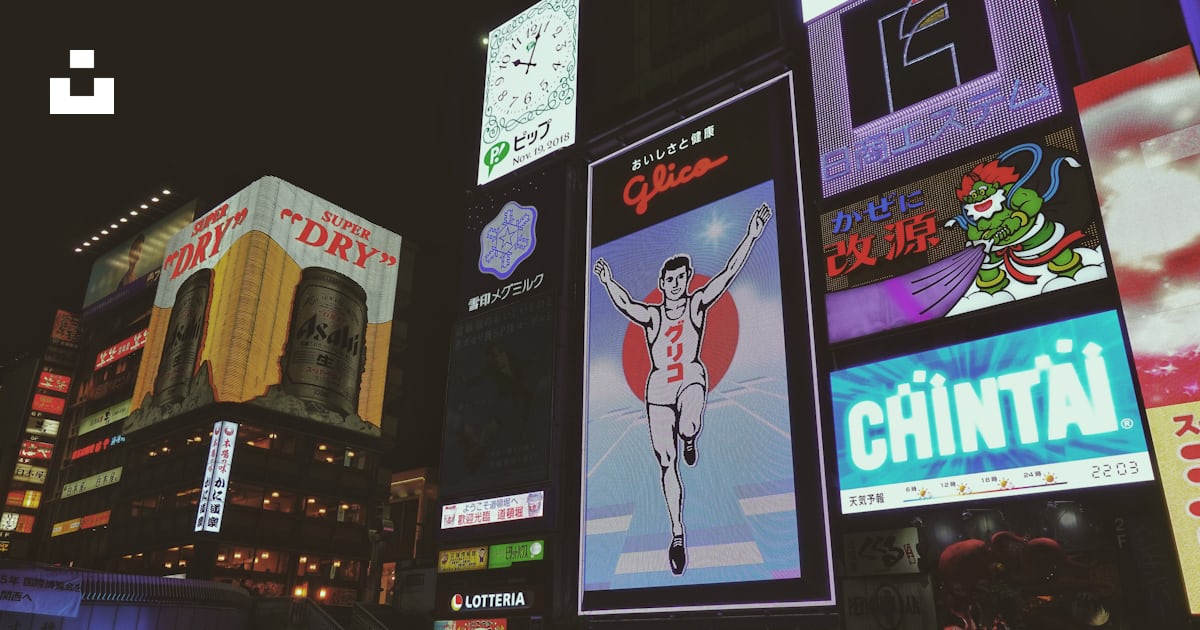 검은 색 평면 스크린 Tv가 검은 양복을 입은 남자를 표시하도록 켜짐 사진 Unsplash의 무료 여행하다 이미지