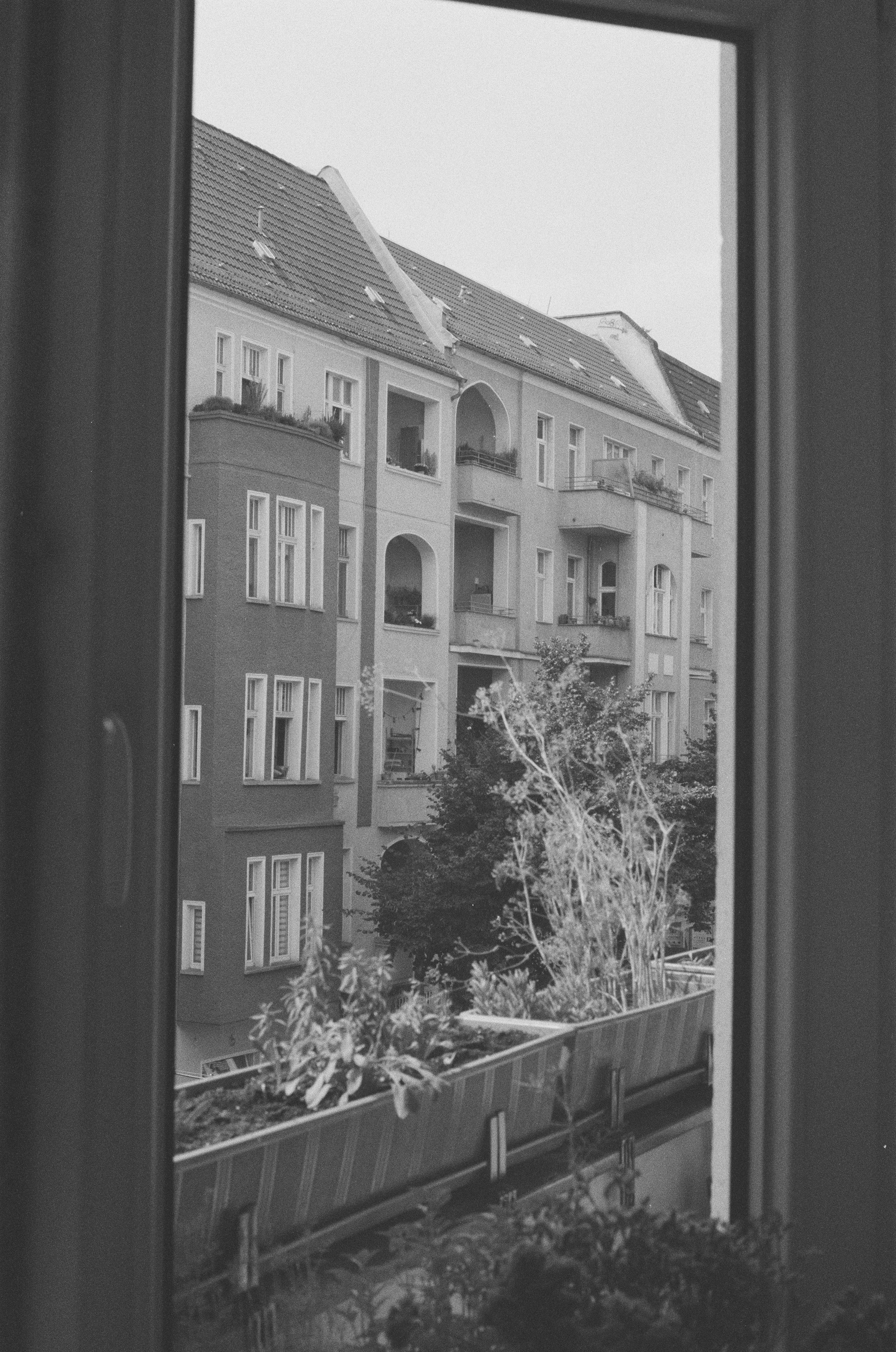 Foto Grayscale photo of concrete building – Imagen Gris gratis en Unsplash