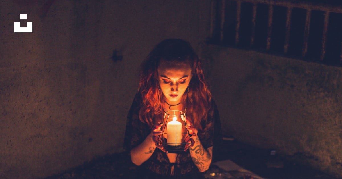 Foto Mujer En Camisa Negra Sentada En El Suelo Con Velas Imagen Vela