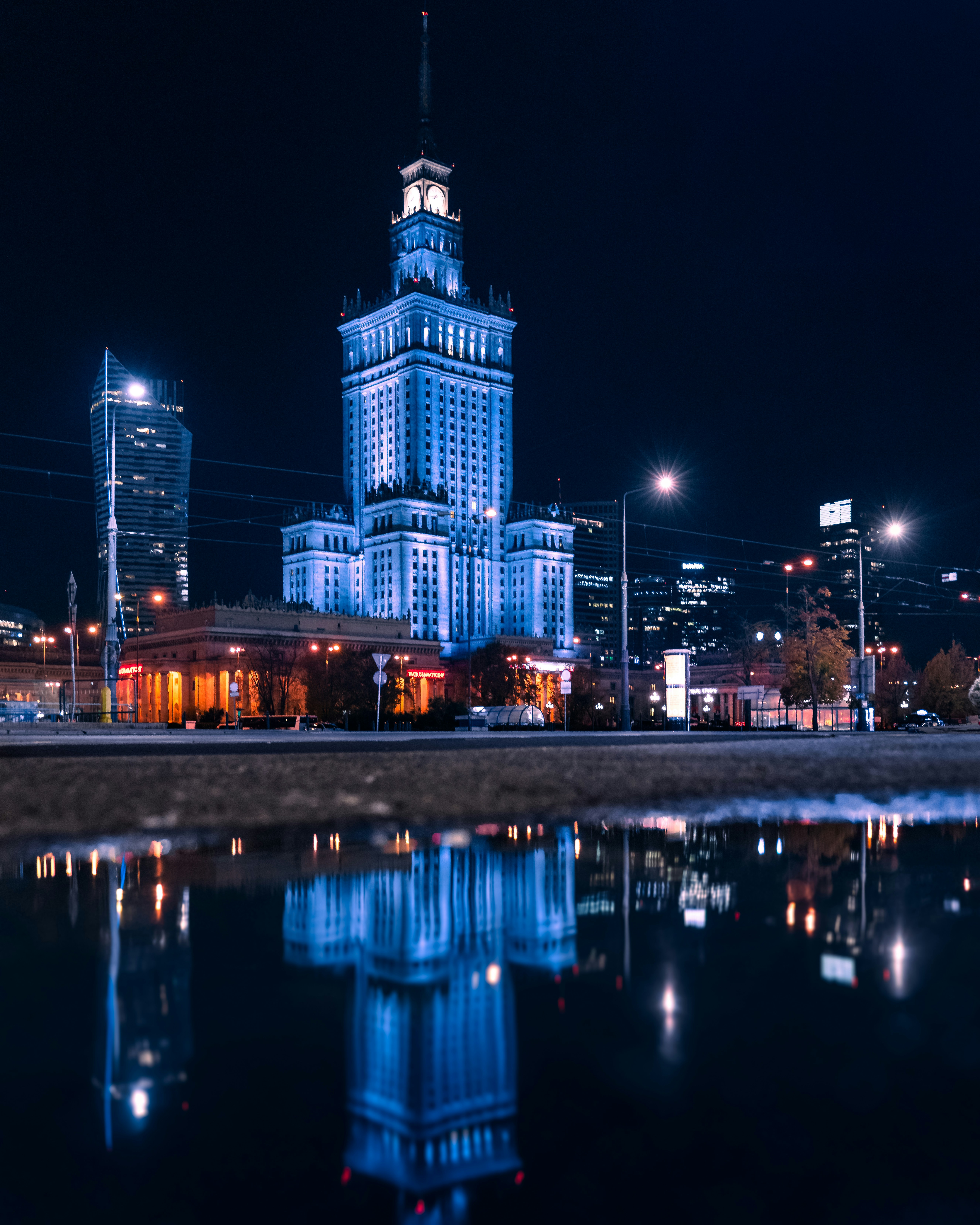 I walk along the sidewalk until I suddenly find the Palace of Culture and Science in a puddle! It was impossible to pass by such a find, so I did some gymnastic exercises to take this picture - and here it is. Warsaw by night can delight you more than once!