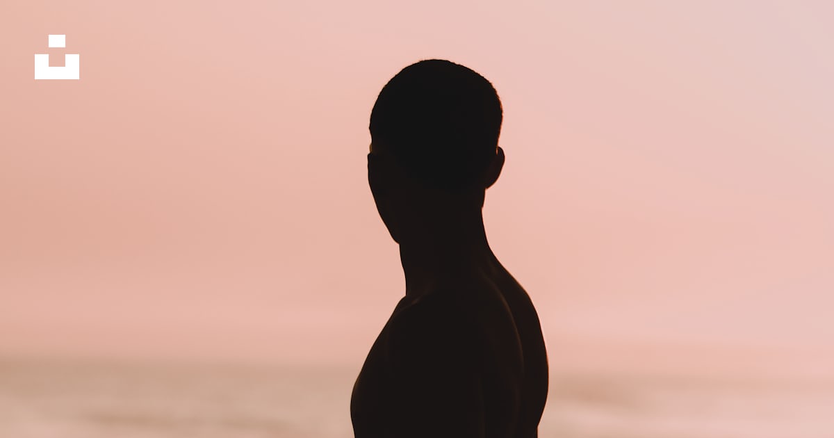 Foto Silueta De Hombre Estar De Pie En Playa Durante Ocaso