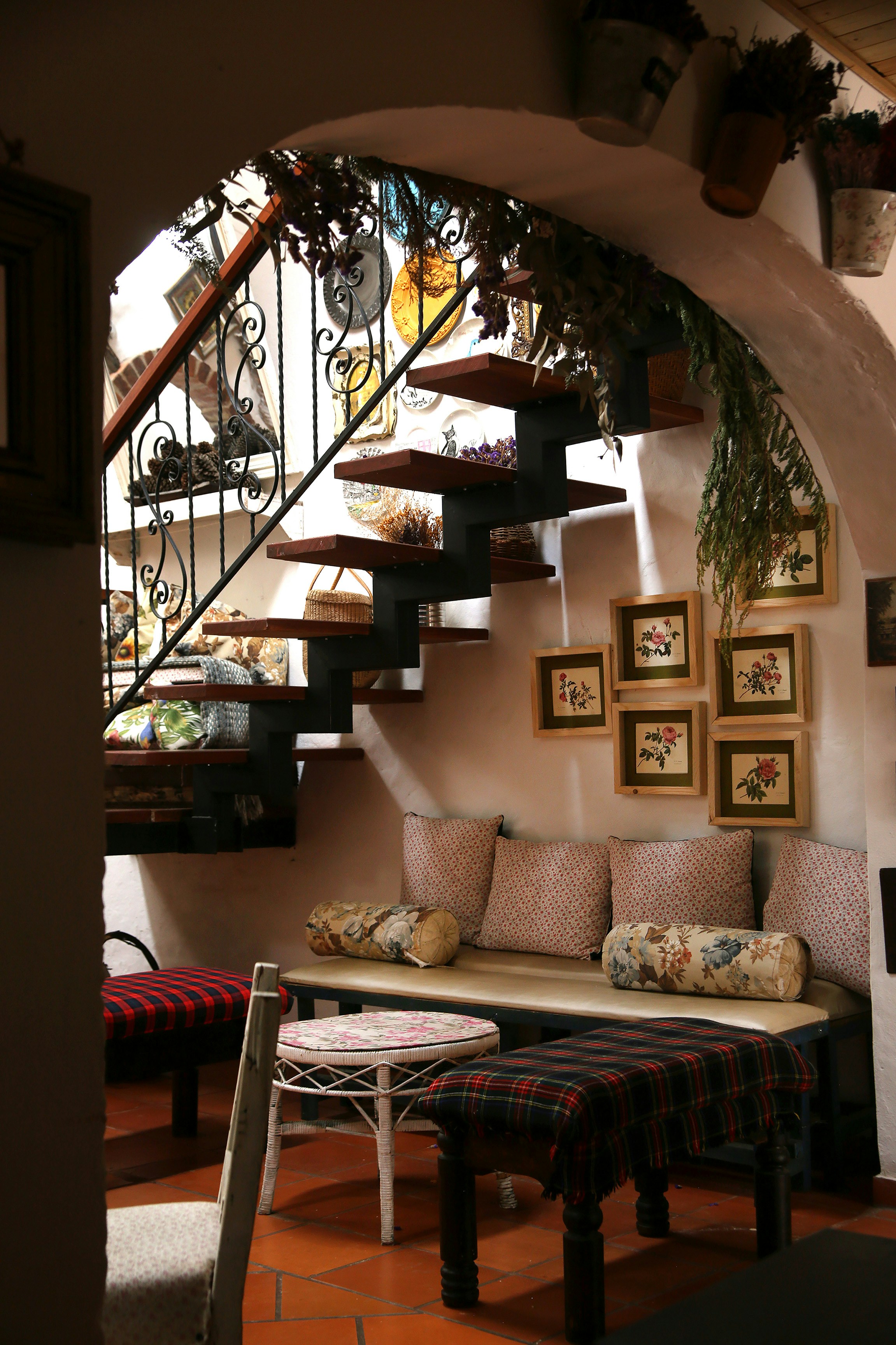 Archway Lounge: A Cozy Staircase Gallery Among Frames
