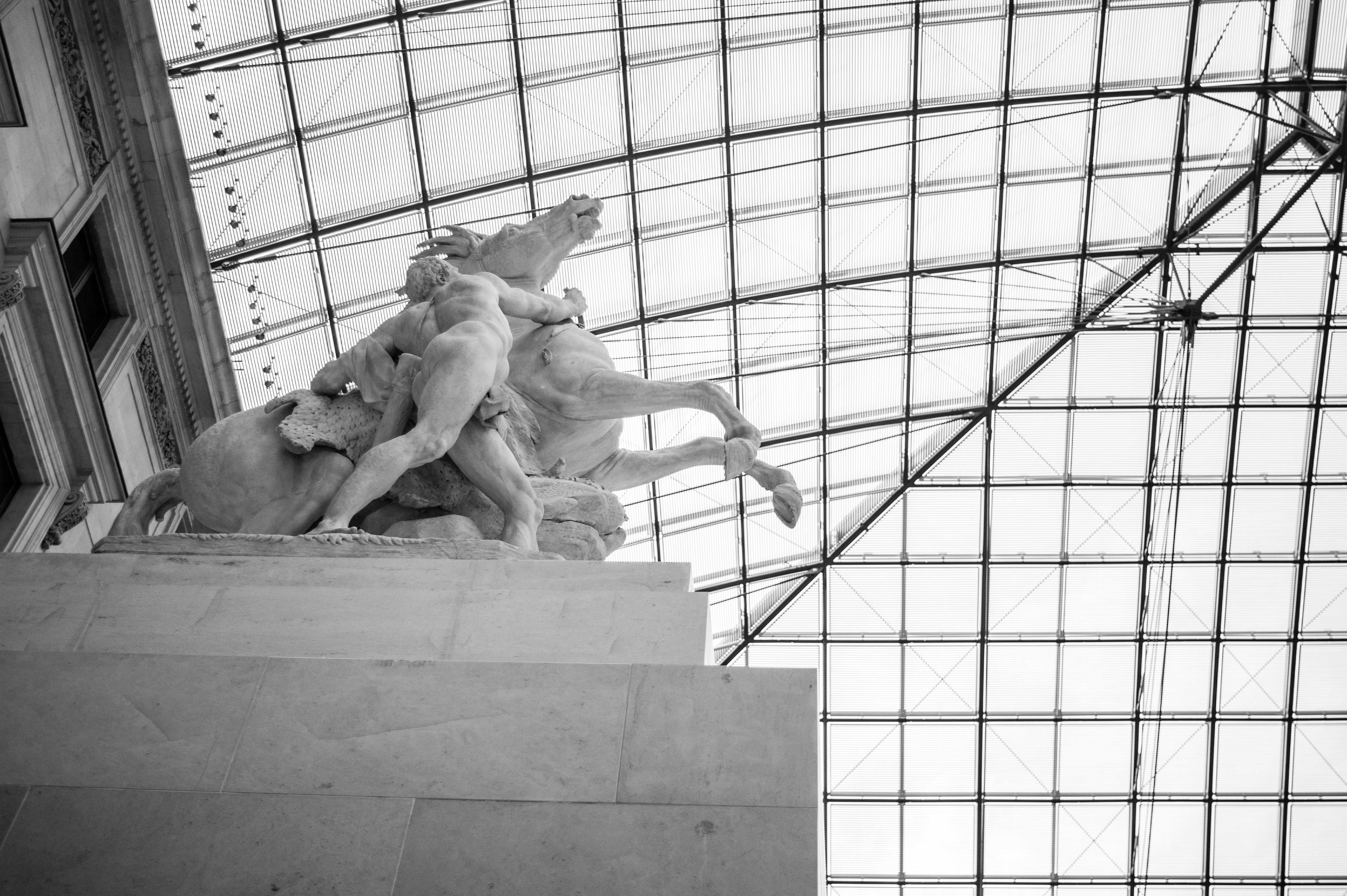 Statue d’homme en béton gris photo – Photo Musée du Louvre Gratuite sur ...