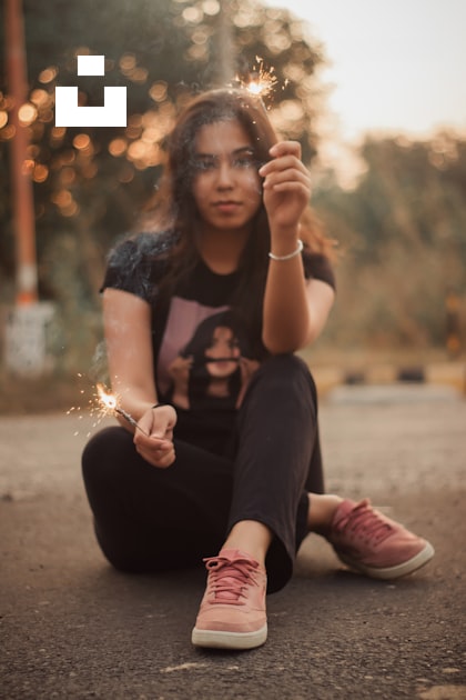 Foto Mujer Con Camiseta Negra Y Pantalón Negro Sentada En El Suelo