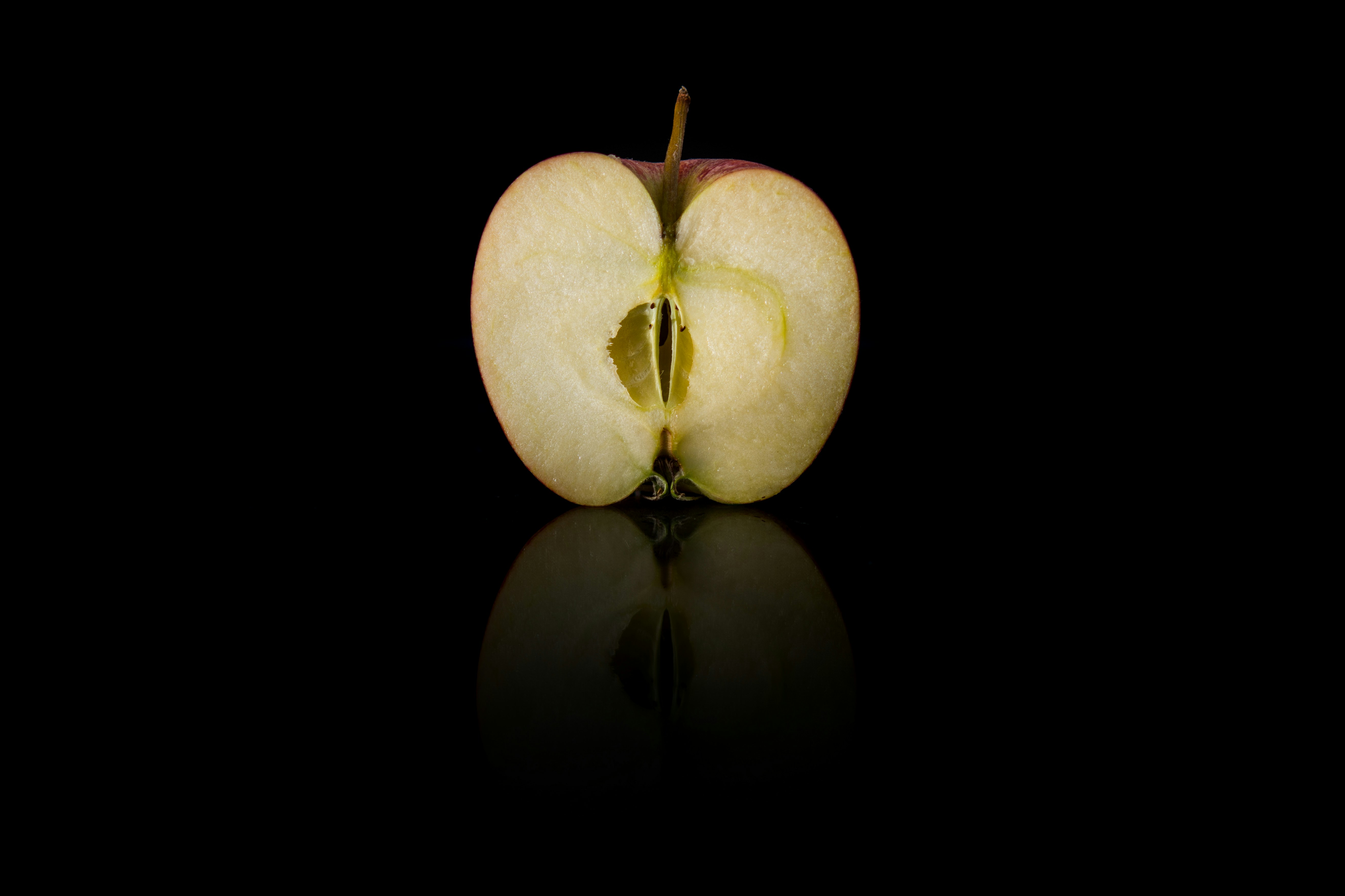 3 green apples on black background photo – Free Apple Image on Unsplash