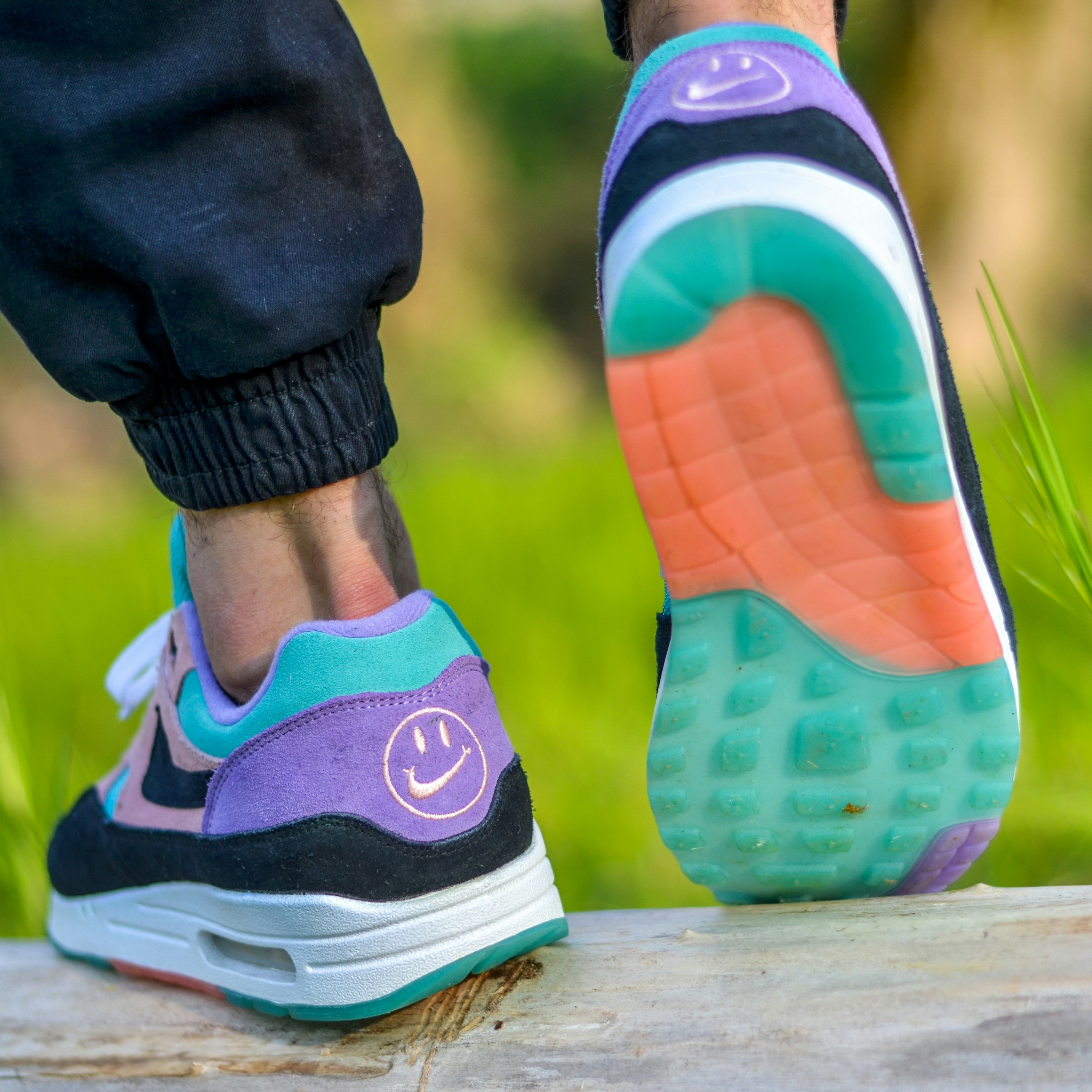 Foto Persona con zapatos deportivos nike azules, blancos y rojos ...