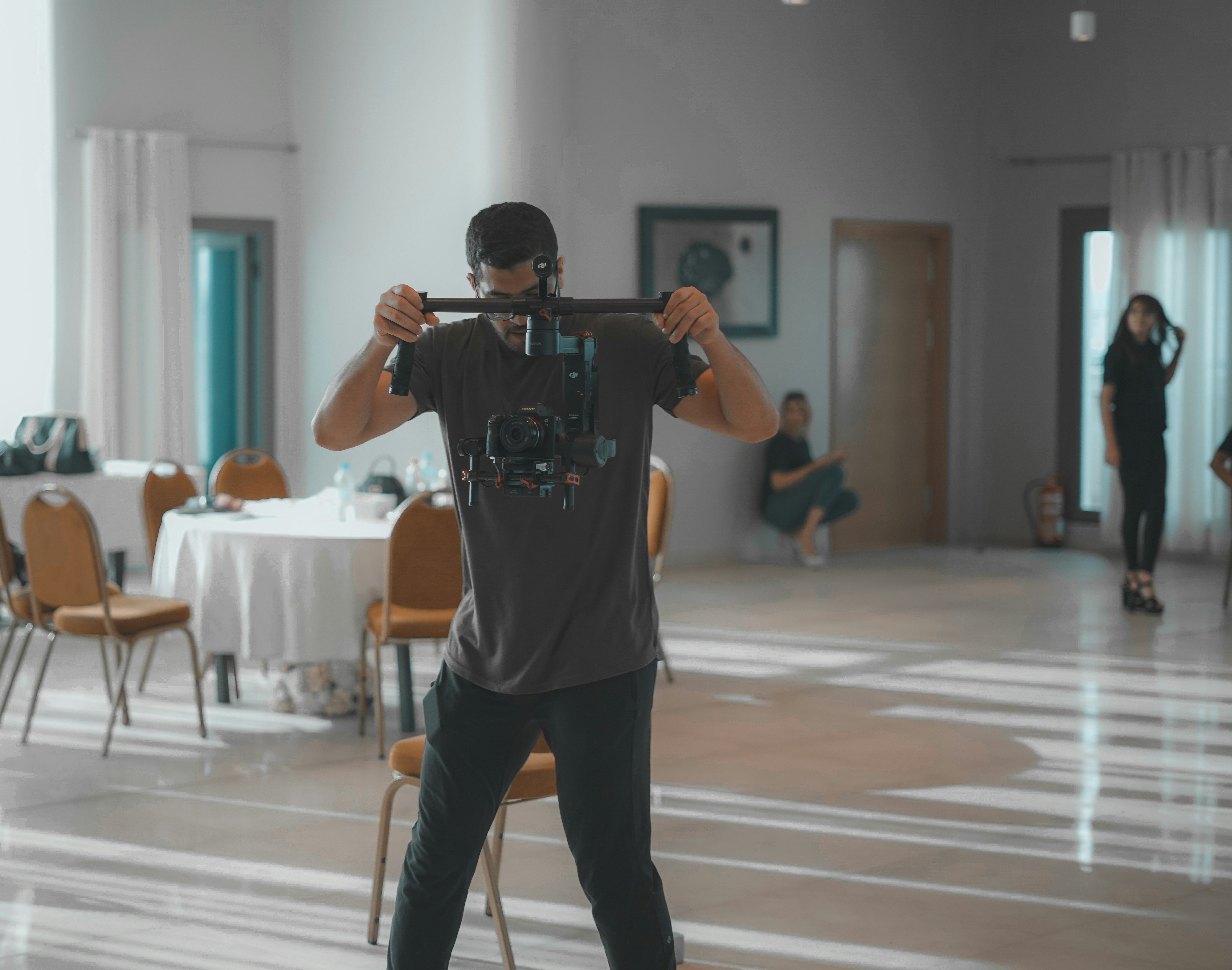Rig in Hand, Quiet Studio: Behind-the-Scenes Rehearsal