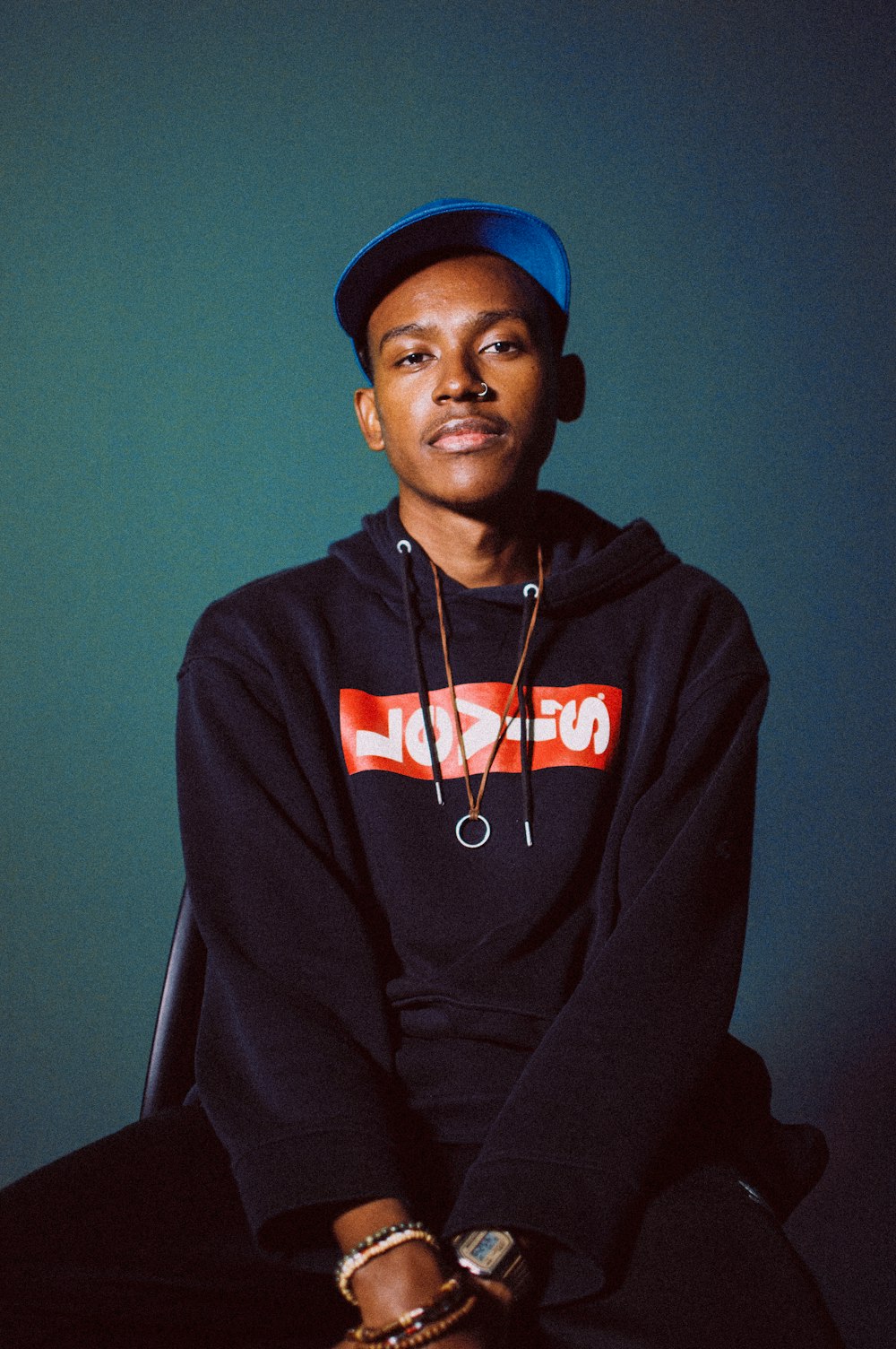 Foto Hombre con sudadera nike negra y gorra ajustada azul – Imagen Moda ... Foto Hombre con sudadera nike negra y gorra ajustada azul – Imagen Moda ...