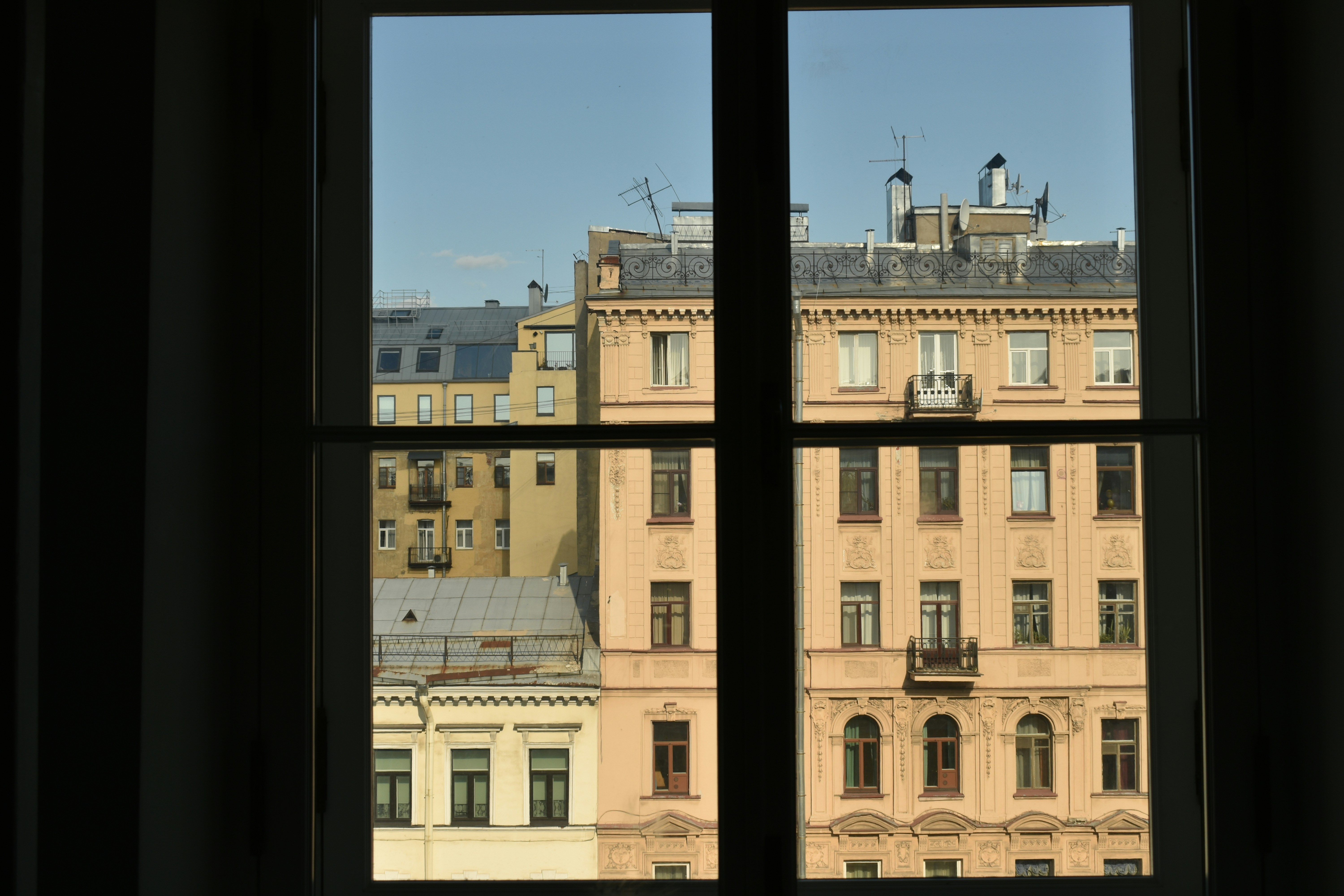 Urban Symphony: A Glimpse Through the FrameMaria Rodideal