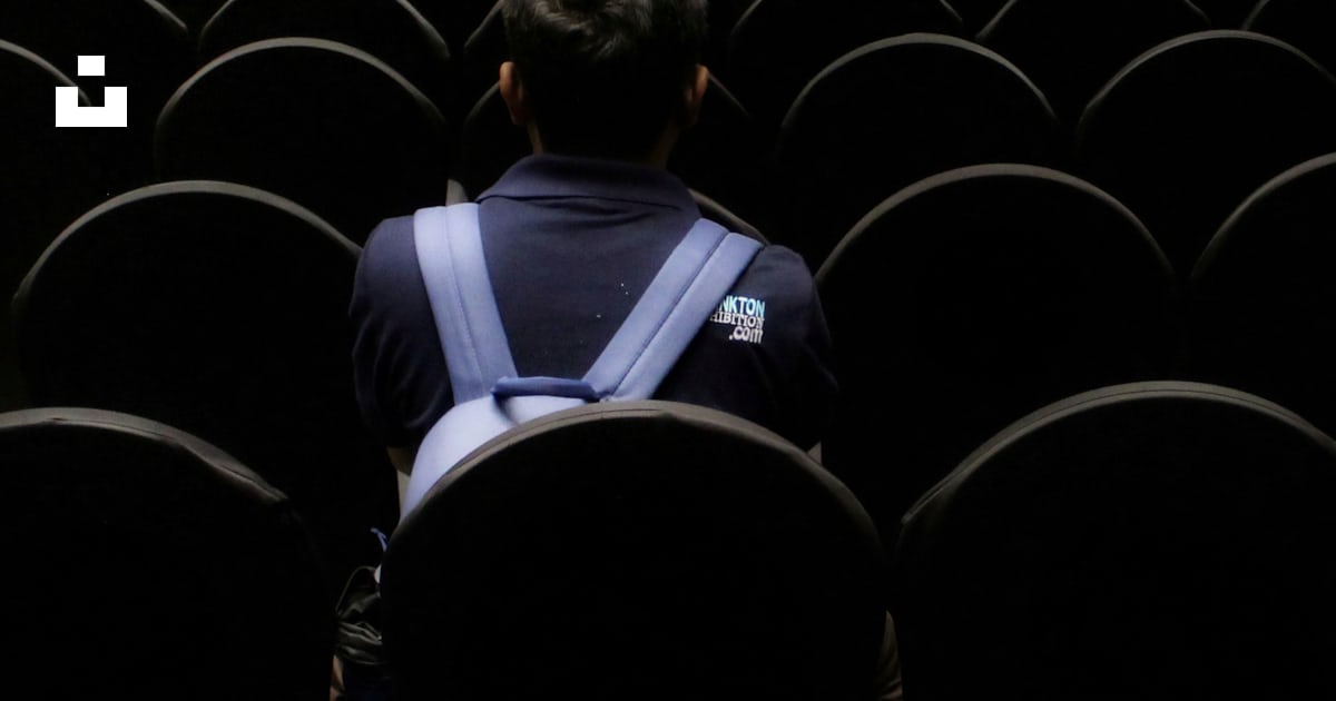 검은 의자에 앉아 파란 셔츠를 입은 남자 사진 Unsplash의 무료 회색 이미지