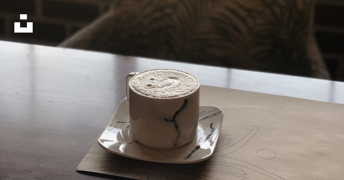 Tasse En Céramique Blanche Sur Soucoupe Blanche Sur Table Photo Photo