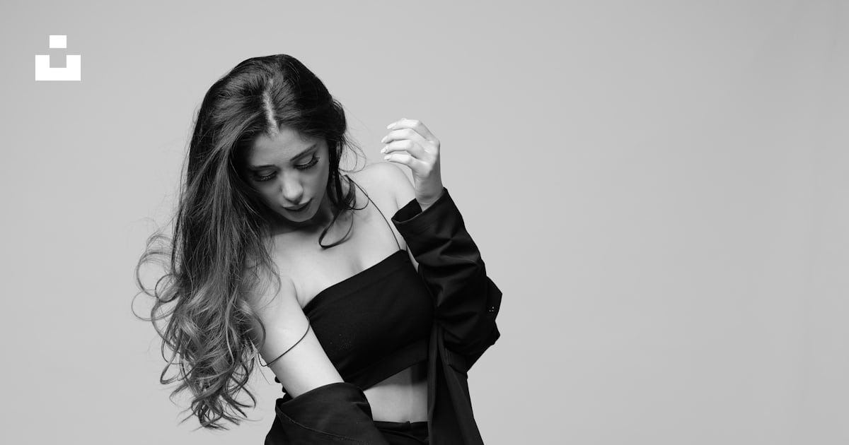 茶色の木製の座席に座っている黒いブレザーとズボンの女性の写真 Unsplashの黒いの無料画像