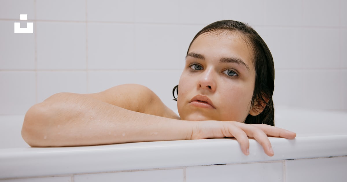 Oben Ohne Frau In Weißer Badewanne Foto Kostenloses Bild Zum Thema