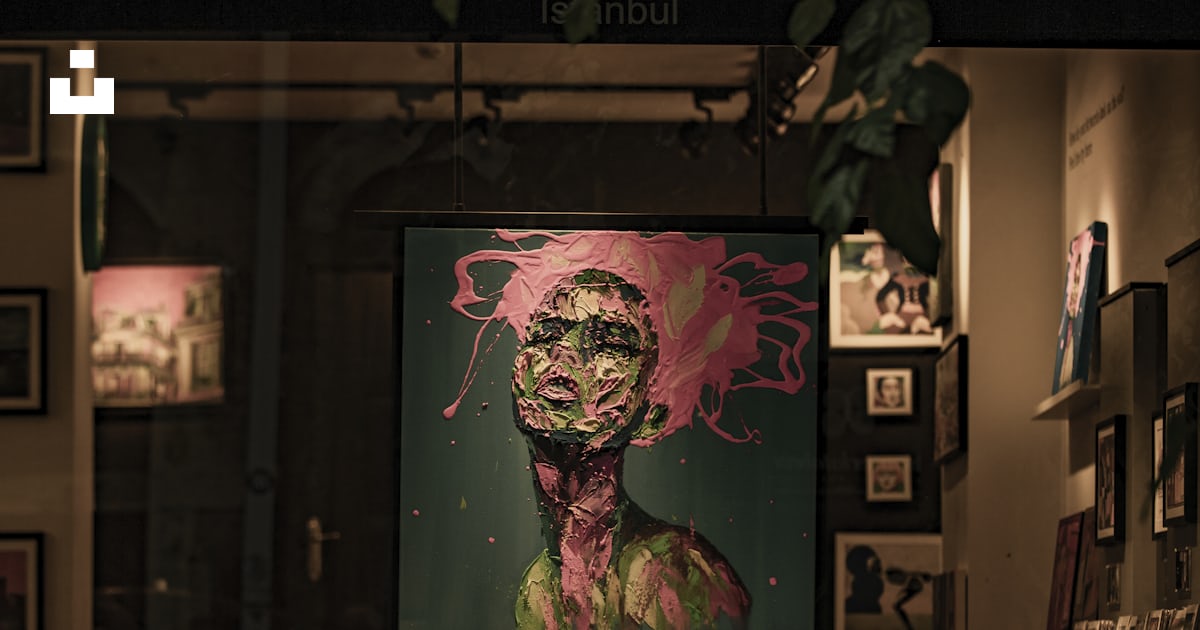 검은 색 평면 스크린 Tv가 검은 드레스를 입은 여성을 표시하는 데 켜졌습니다 사진 Unsplash의 무료 창 이미지