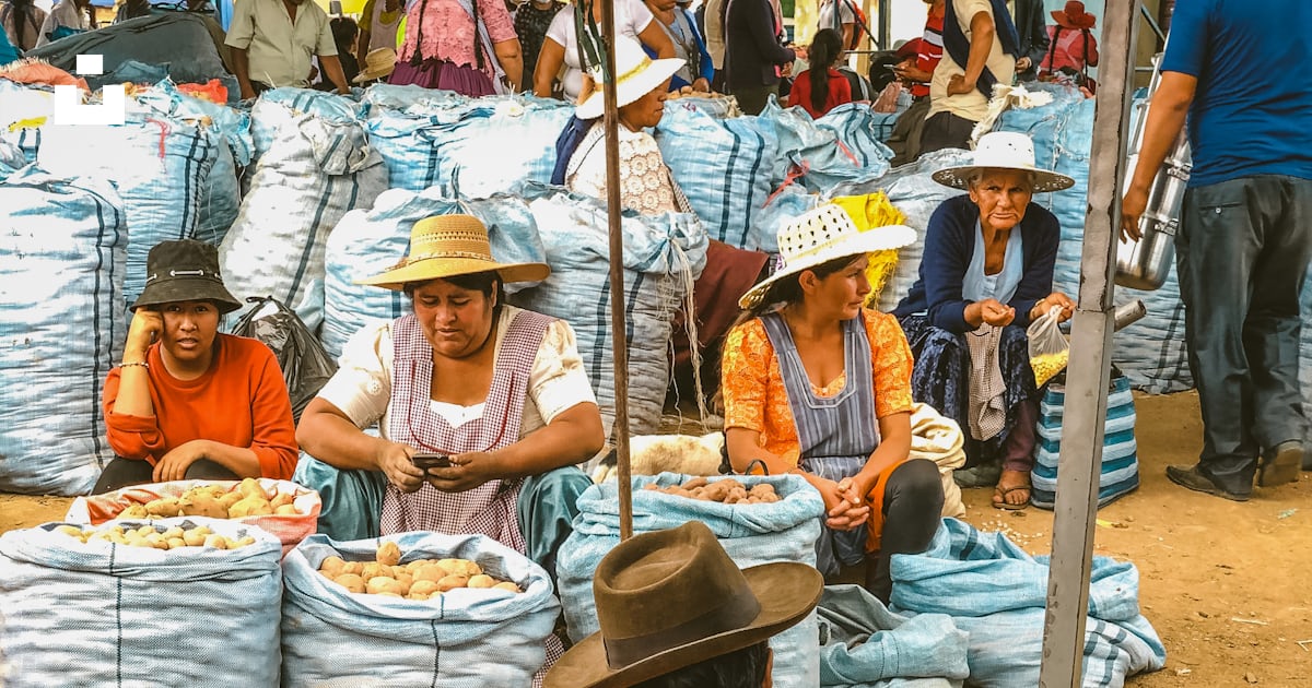 낮 동안 갈색 모래 위에 앉아 흰색 빨간색과 파란색 줄무늬 셔츠를 입은 여자 사진 Unsplash의 무료 시장 이미지